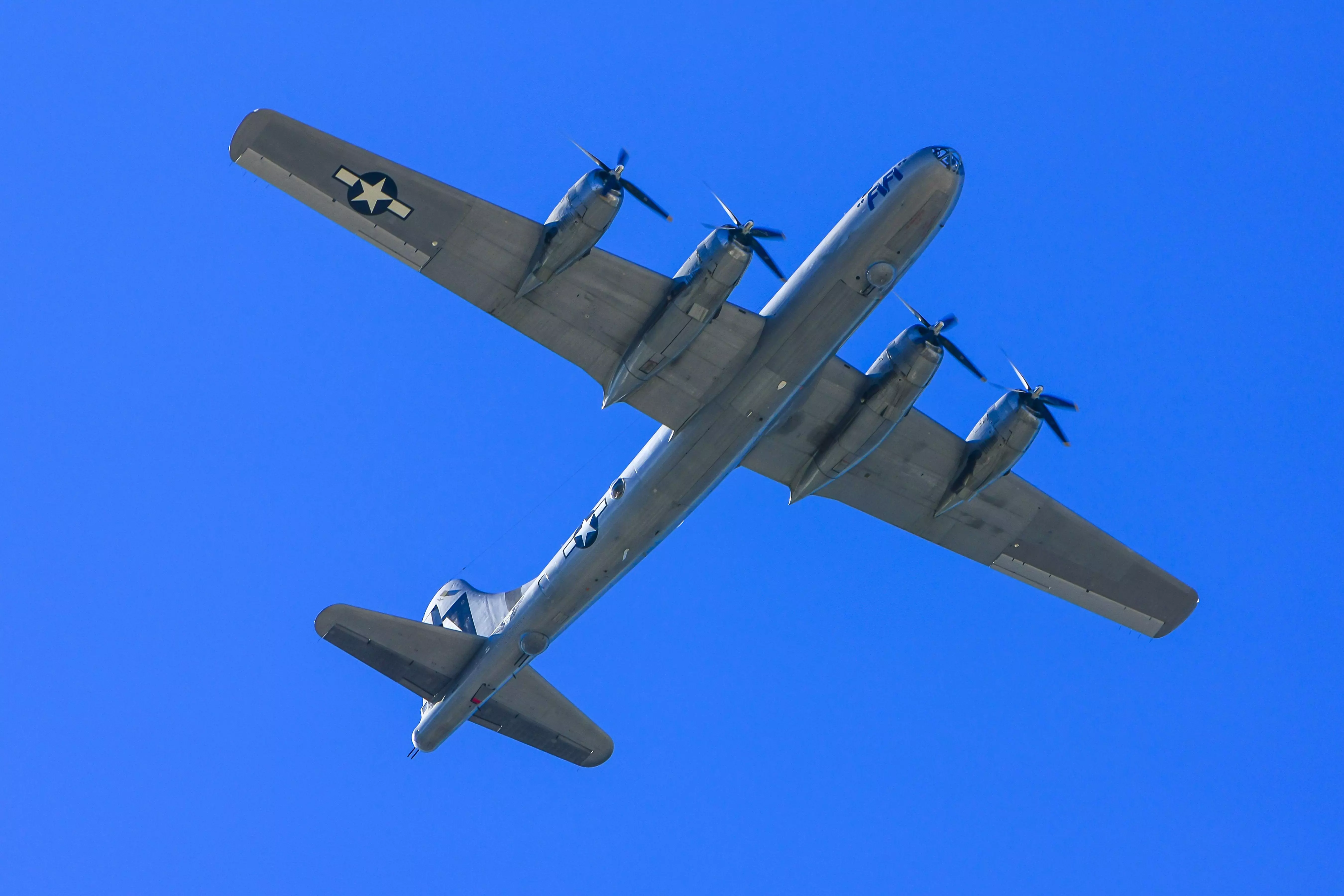 WWII 보잉 B29 비행기가 비행 중입니다.