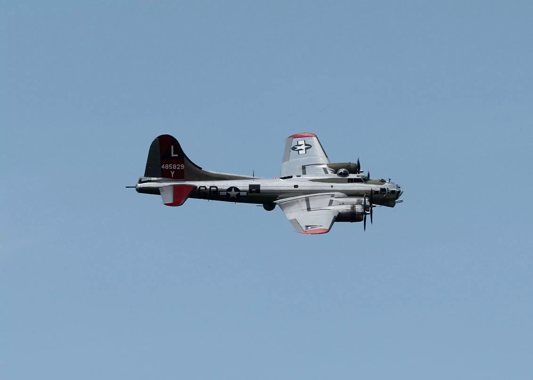 B-17 ගුවන් යානය පියාසර කරයි