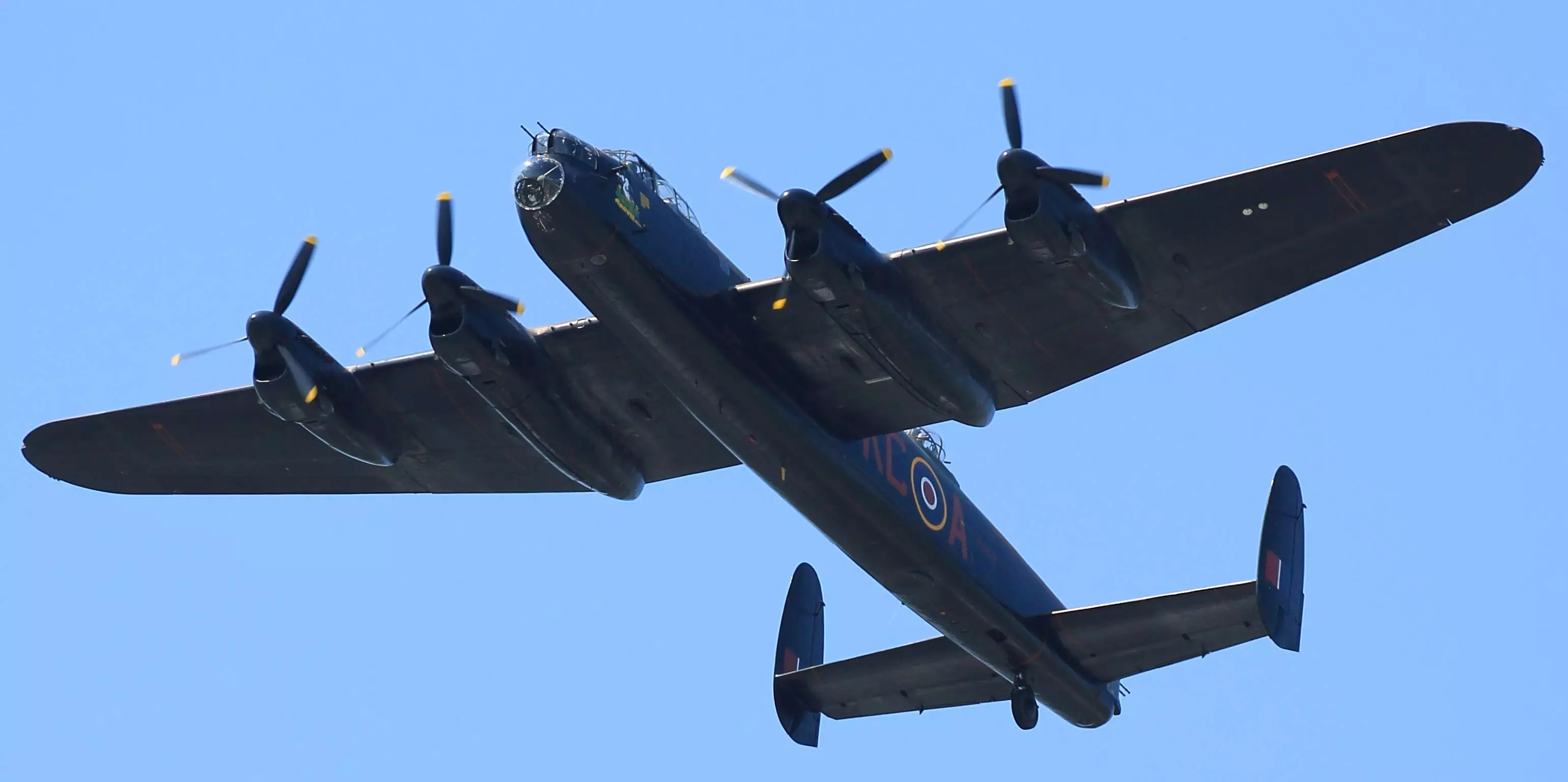 Ανακαινισμένο αεροπλάνο Avro Lancaster κατά την πτήση