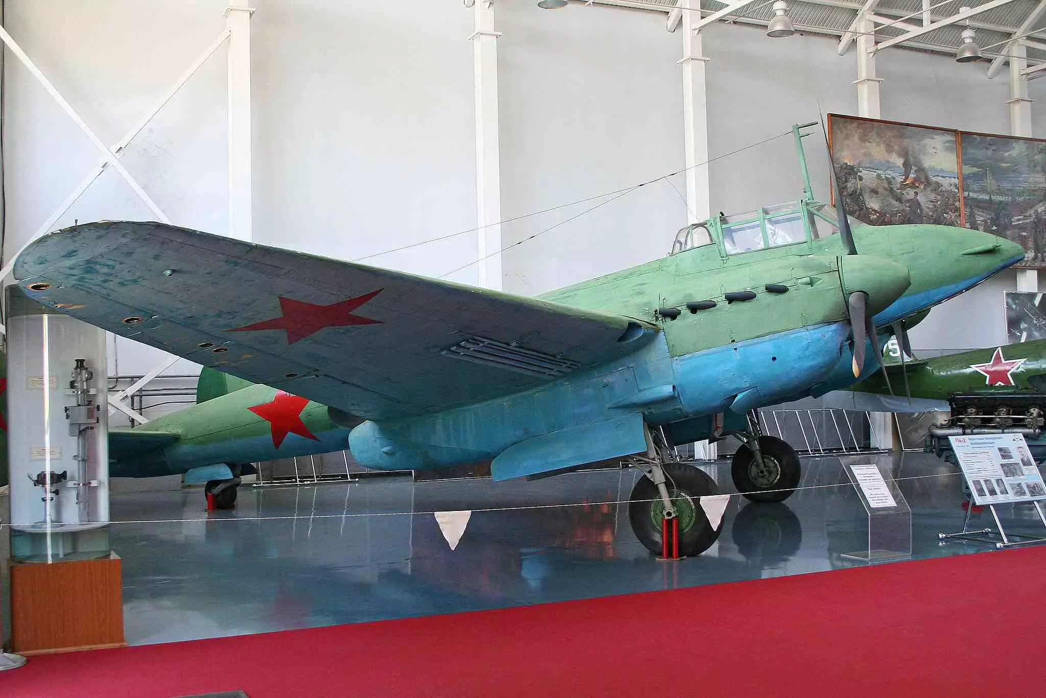 Petlyakov Pe-2 naverina tamin'ny laoniny tamin'ny fampisehoana an-habakabaka.