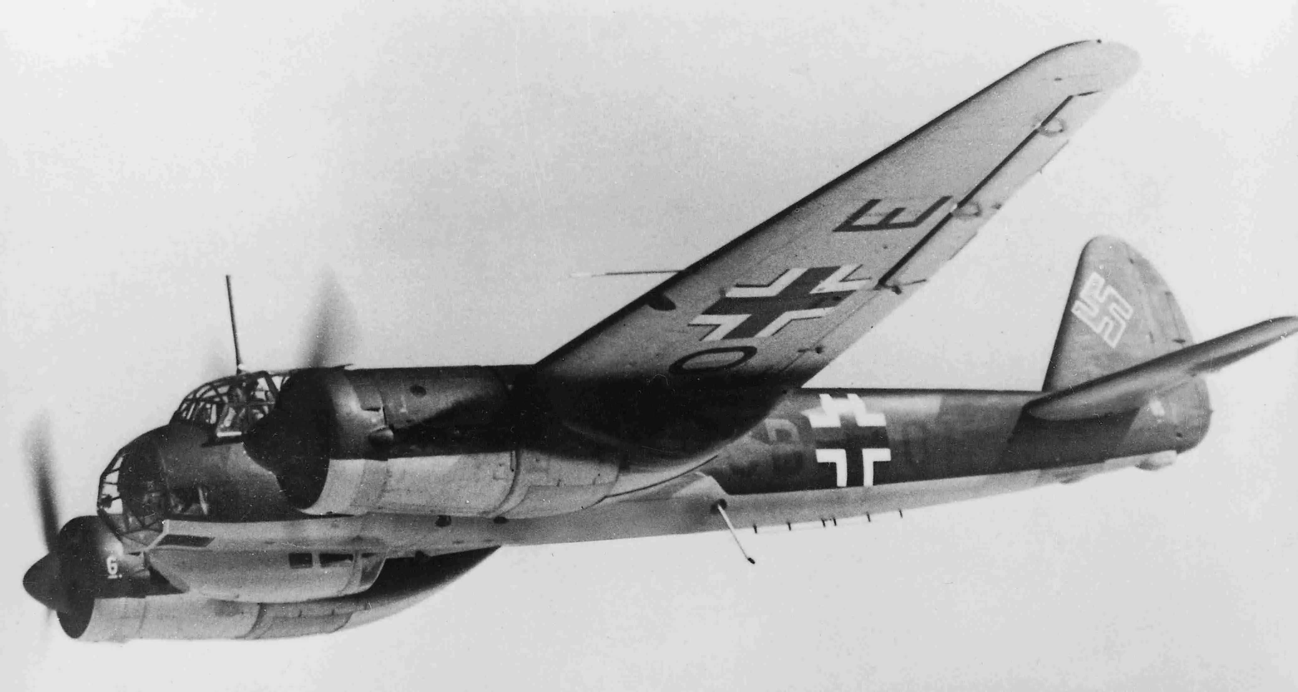 Junkers JU-88 ගුවන් යානය පියාසර කරයි