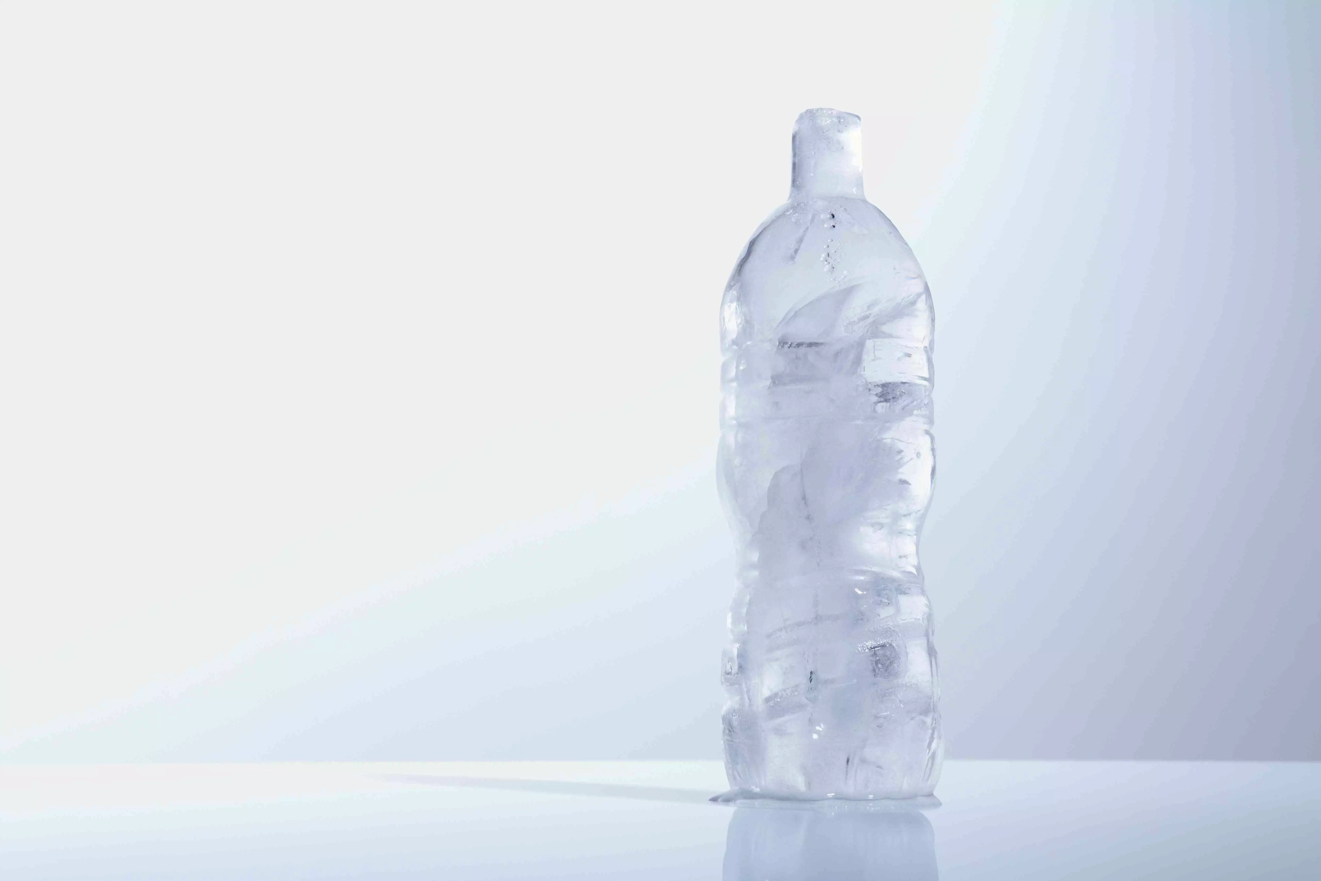 水のボトルのような形の氷