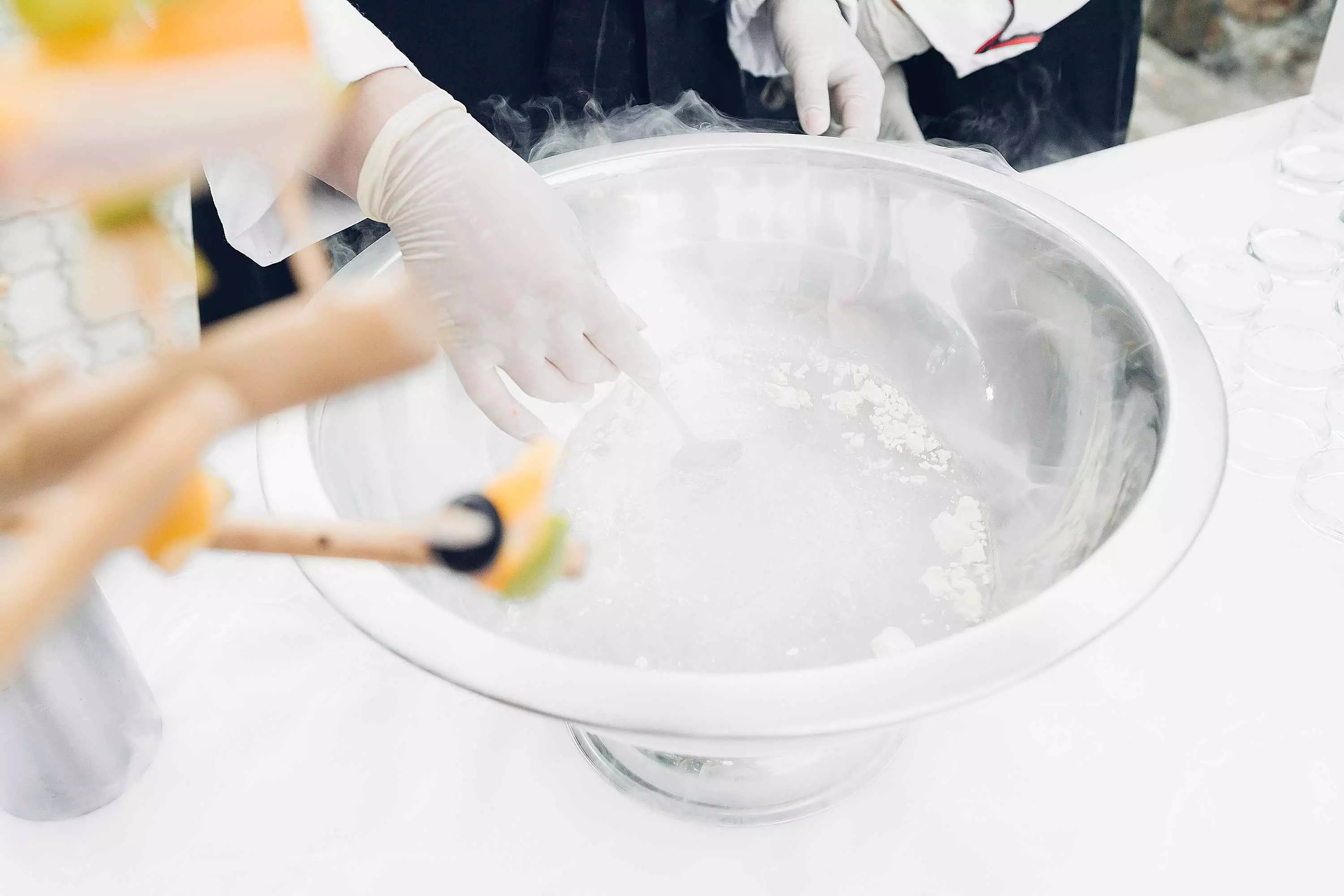 Koch macht Eis aus flüssigem Stickstoff.