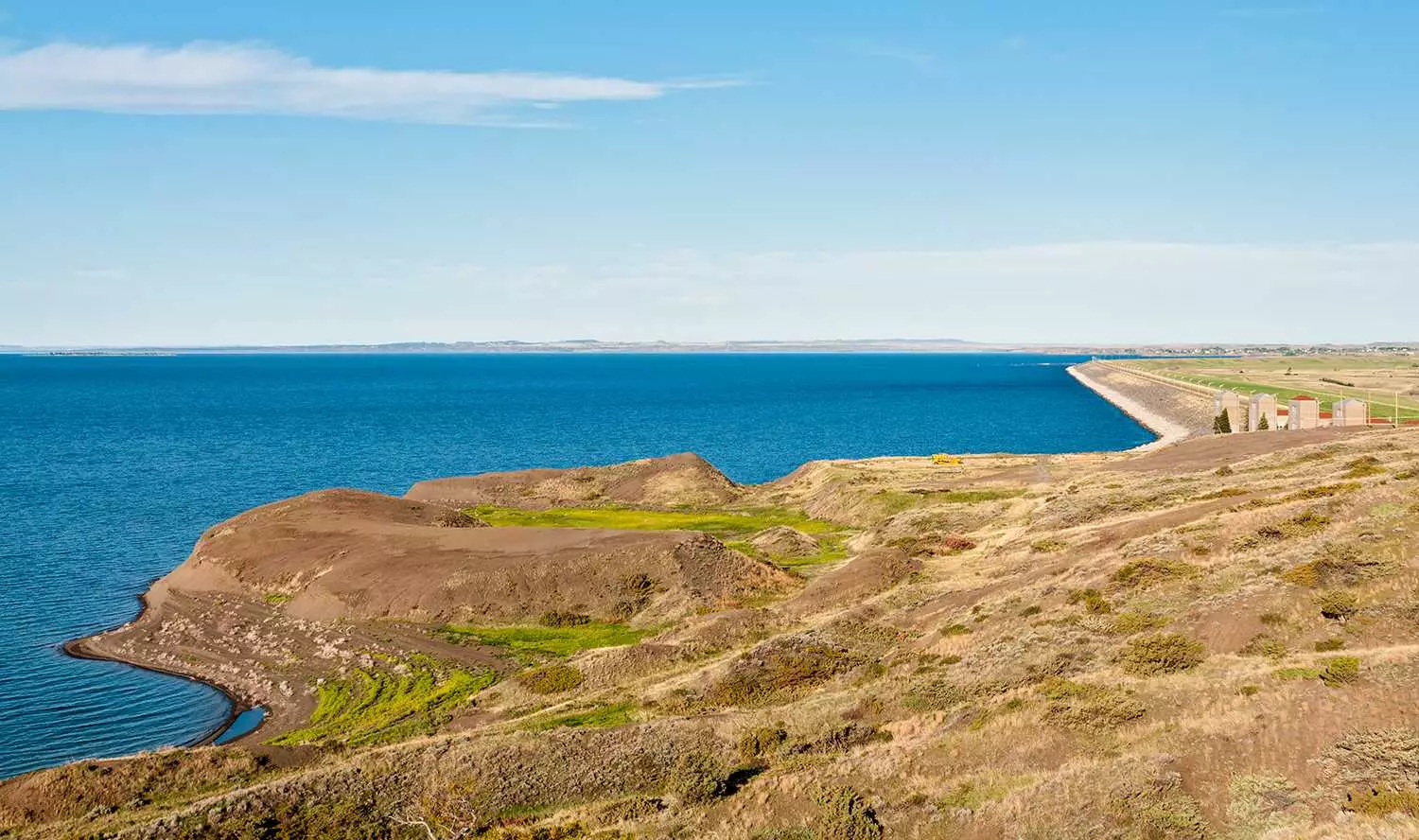 Fort Pek to'g'oni va ko'li Missuri daryosidan foydalanadi