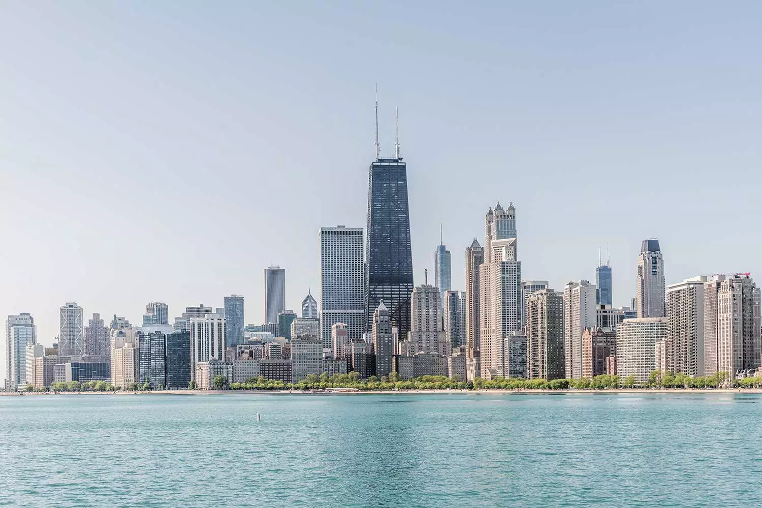 Horizonte de Chicago com o Lago Michigan contra o céu claro, Illinois