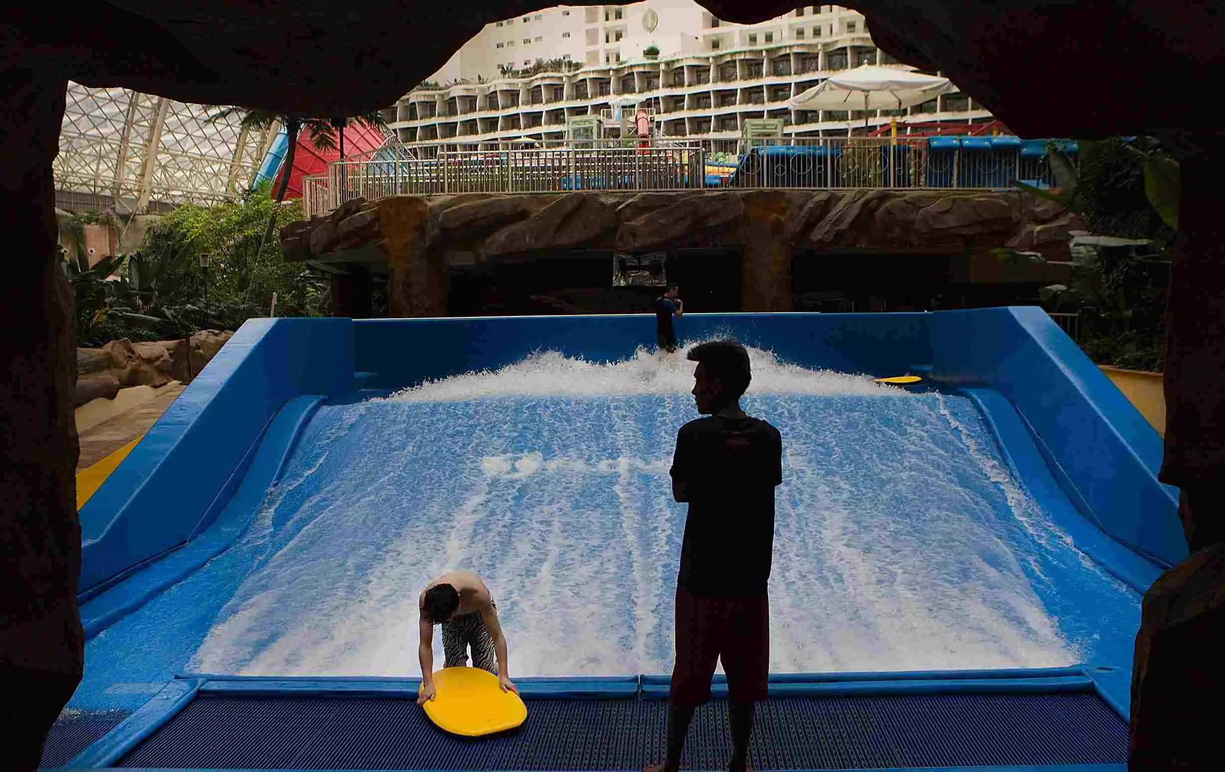 The Surf Simulator na Paradaịs Island Water Park n'ime nnukwu ụlọ n'ụwa, New Century Global Center, Chengdu, China