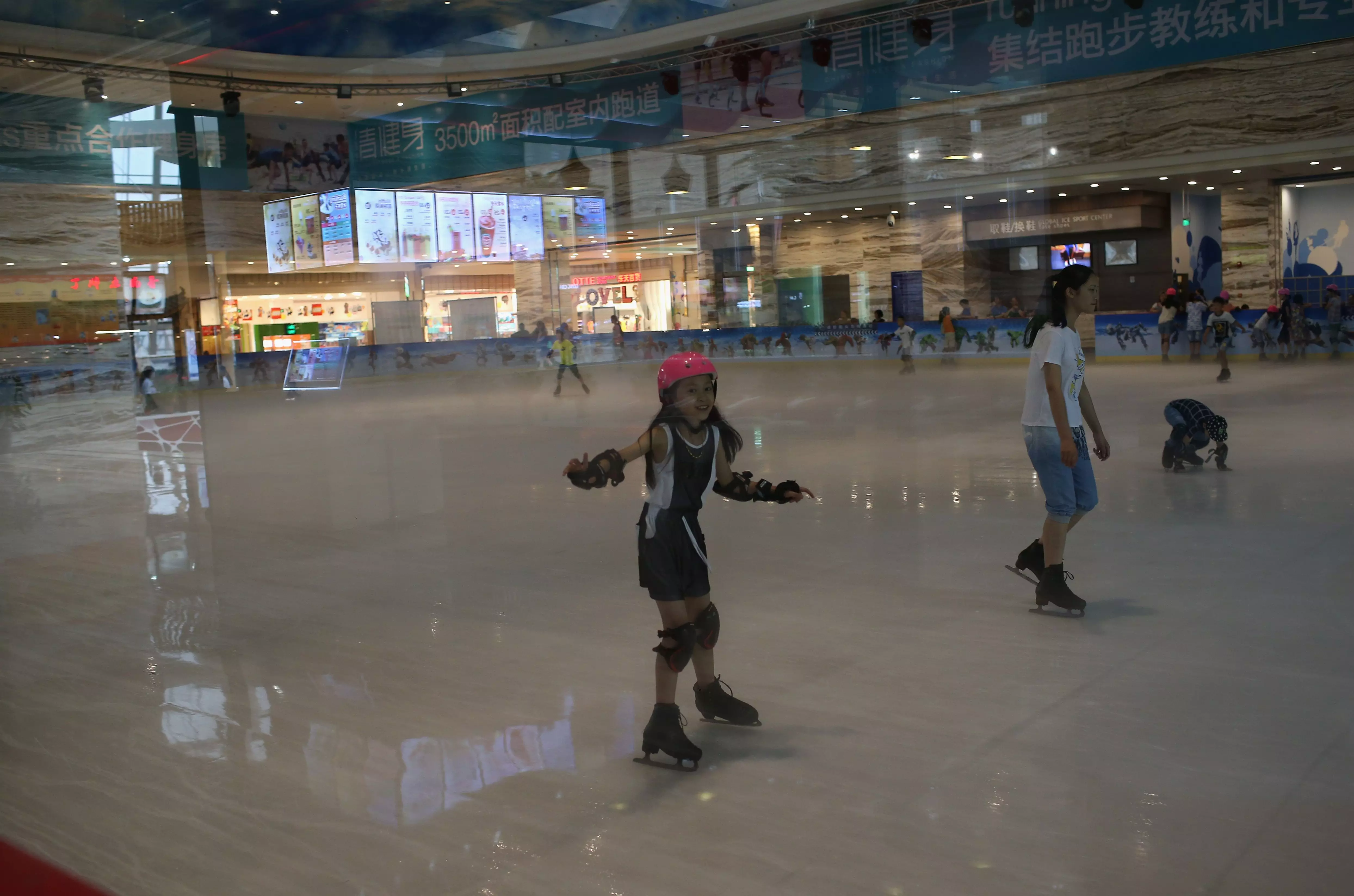 Ime ime ice Rink na New Century Global Center na Chengdu, China