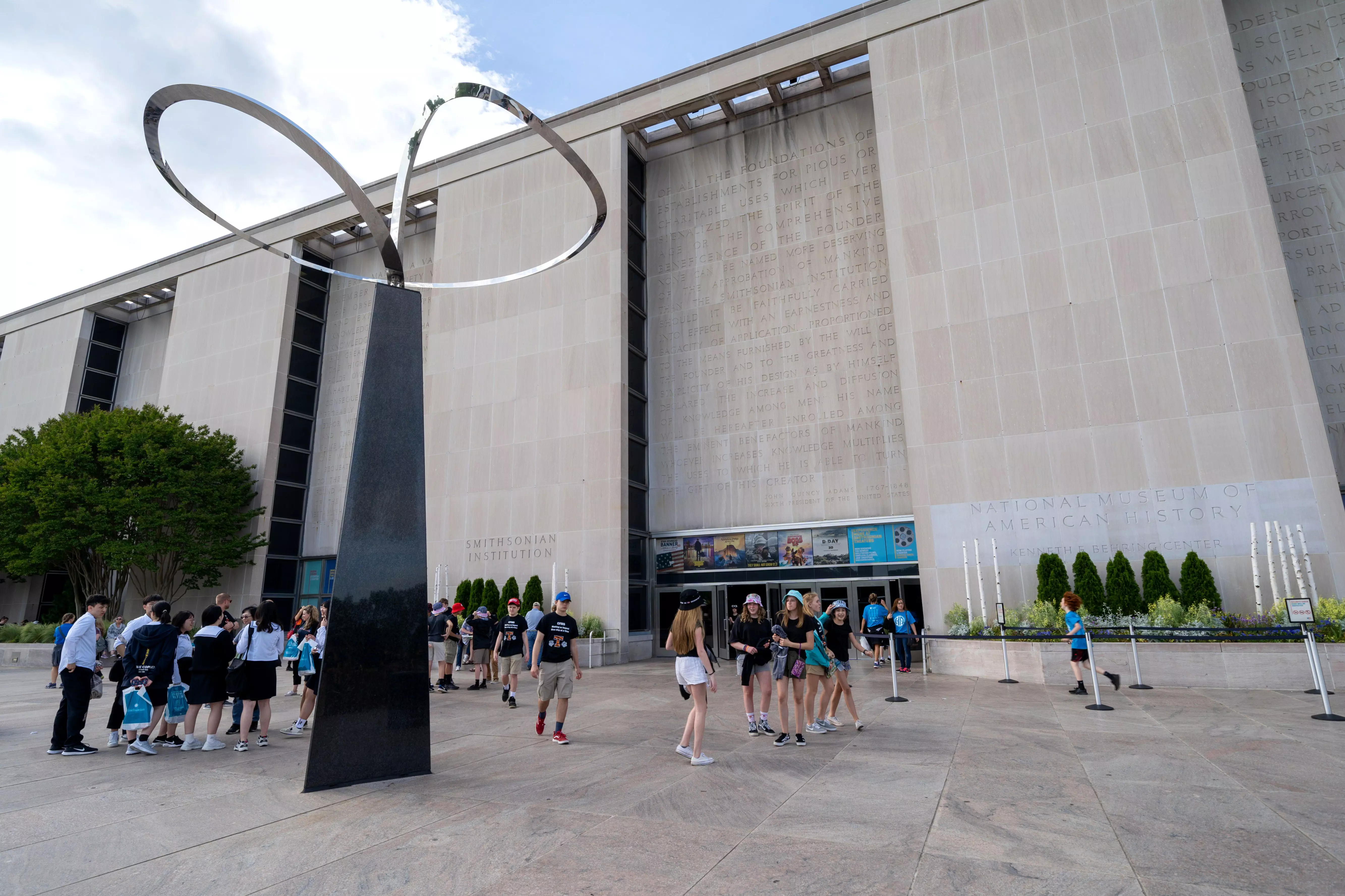校外学習の学生は、ワシントンD.C.のアメリカ歴史博物館の外に集まります。