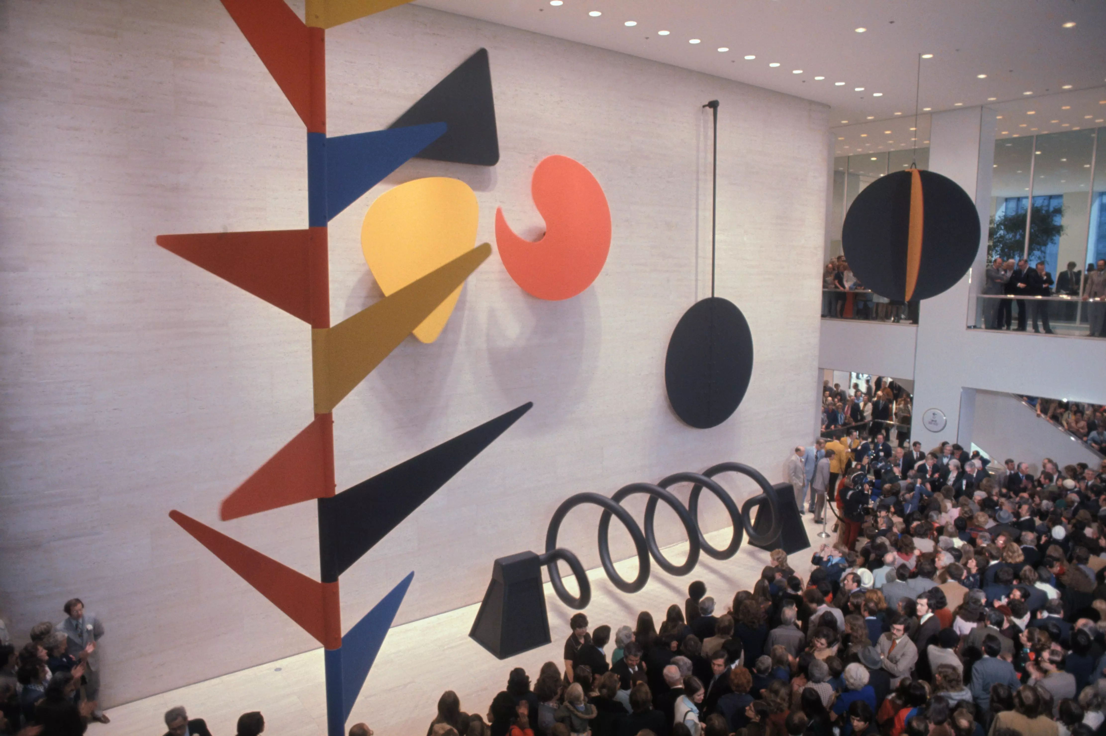 Moving Mural d'Alexander Calder en cours de dédicace