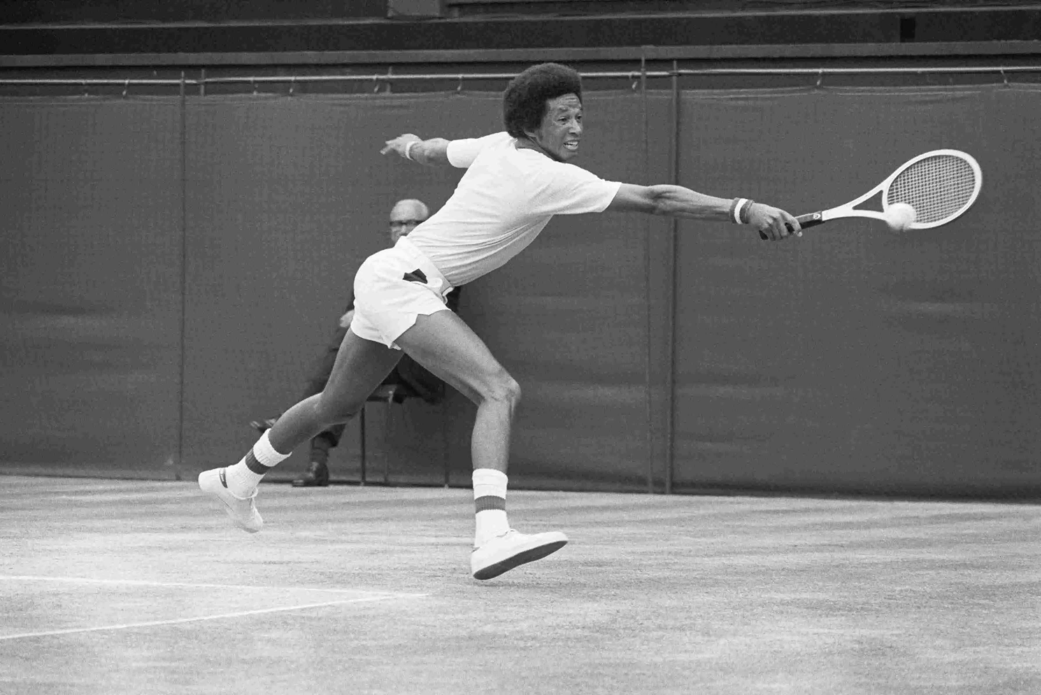 Arthur Ashe trifft einen Rückhandschlag