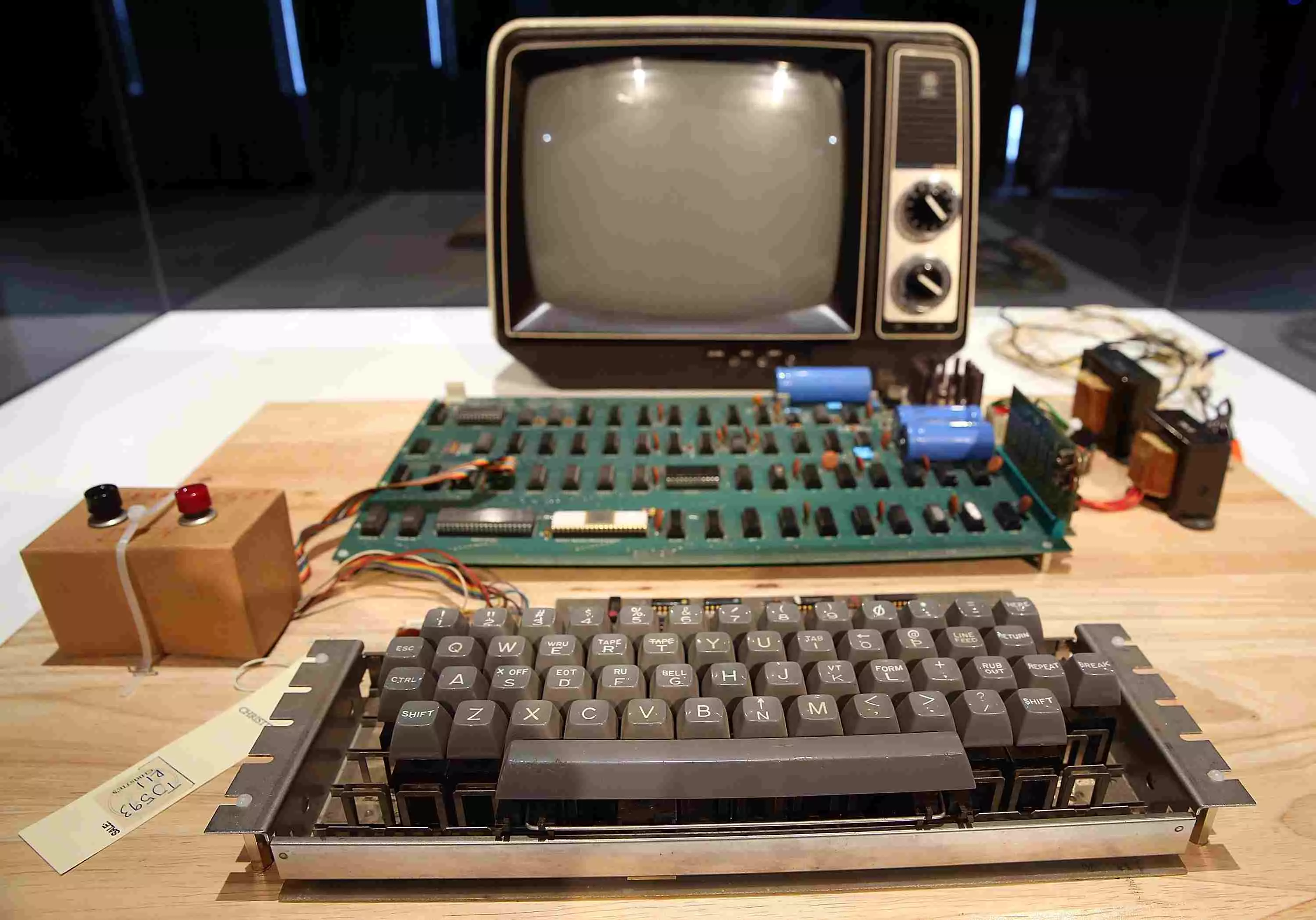 Een Apple-1 computer met zichtbaar moederbord