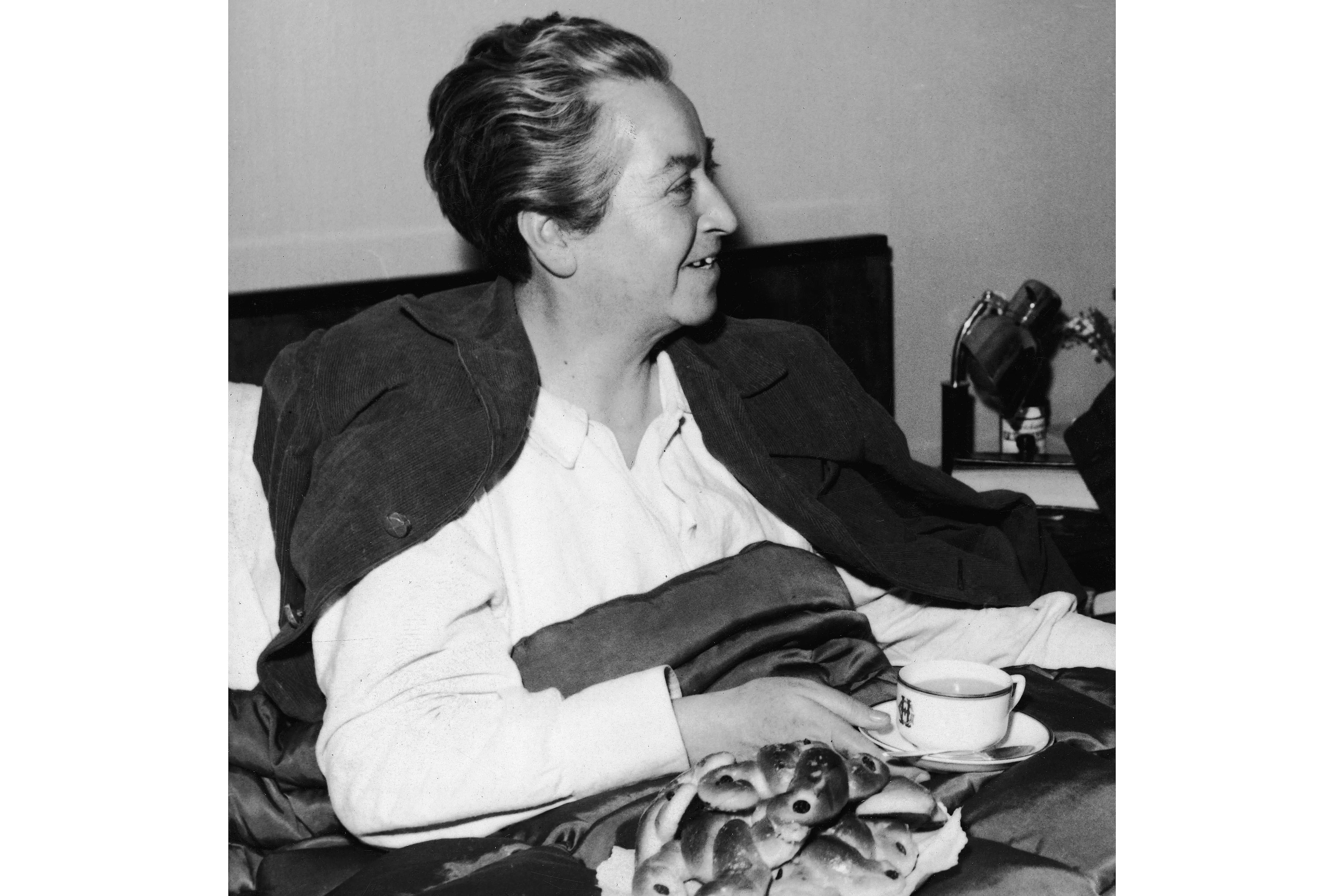 1945: Gabriela Mistralek pastelak eta kafea zerbitzatu zituen ohean, Stockholmeko Nobel sariaren tradizioa