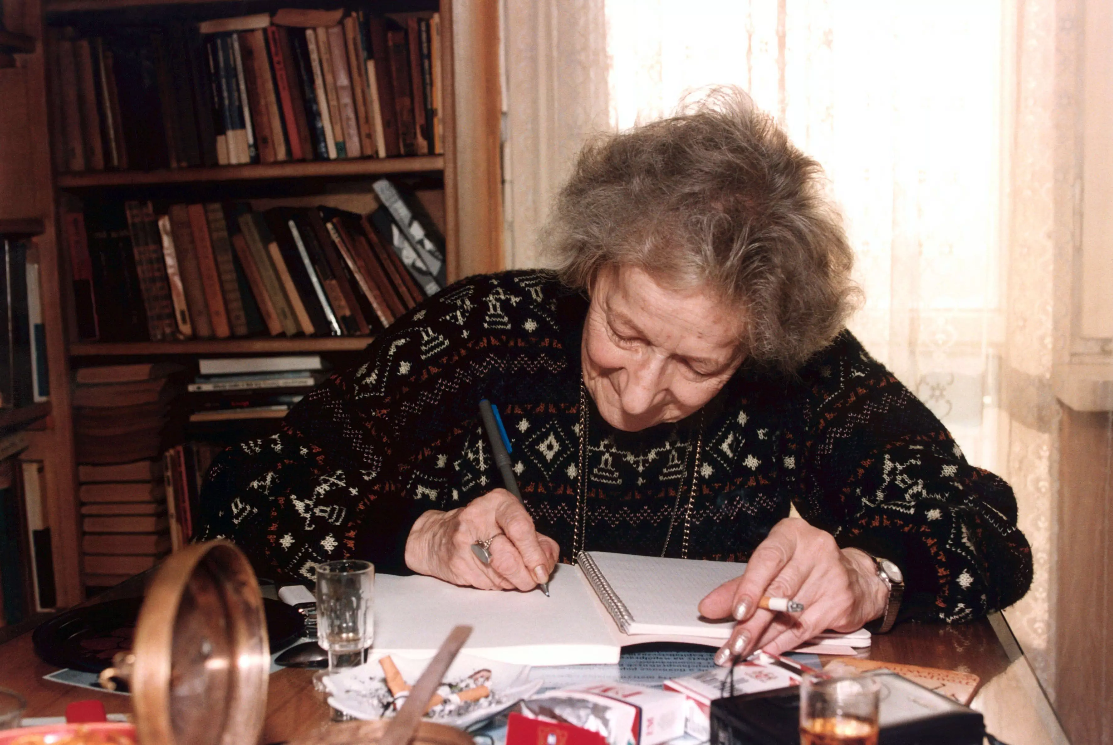 Wislawa Szymborska, polnesch Dichter a Laureatrice vum Nobelpräis fir Literatur 1996, bei hirem Heem zu Krakau, Polen, 1997