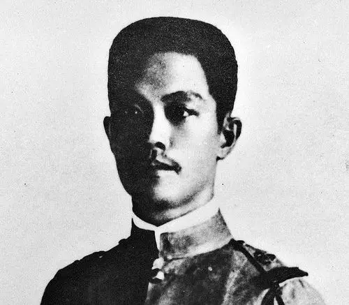 Llun o tua 1900 o Emilio Aguinaldo, arlywydd cyntaf y Pilipinas