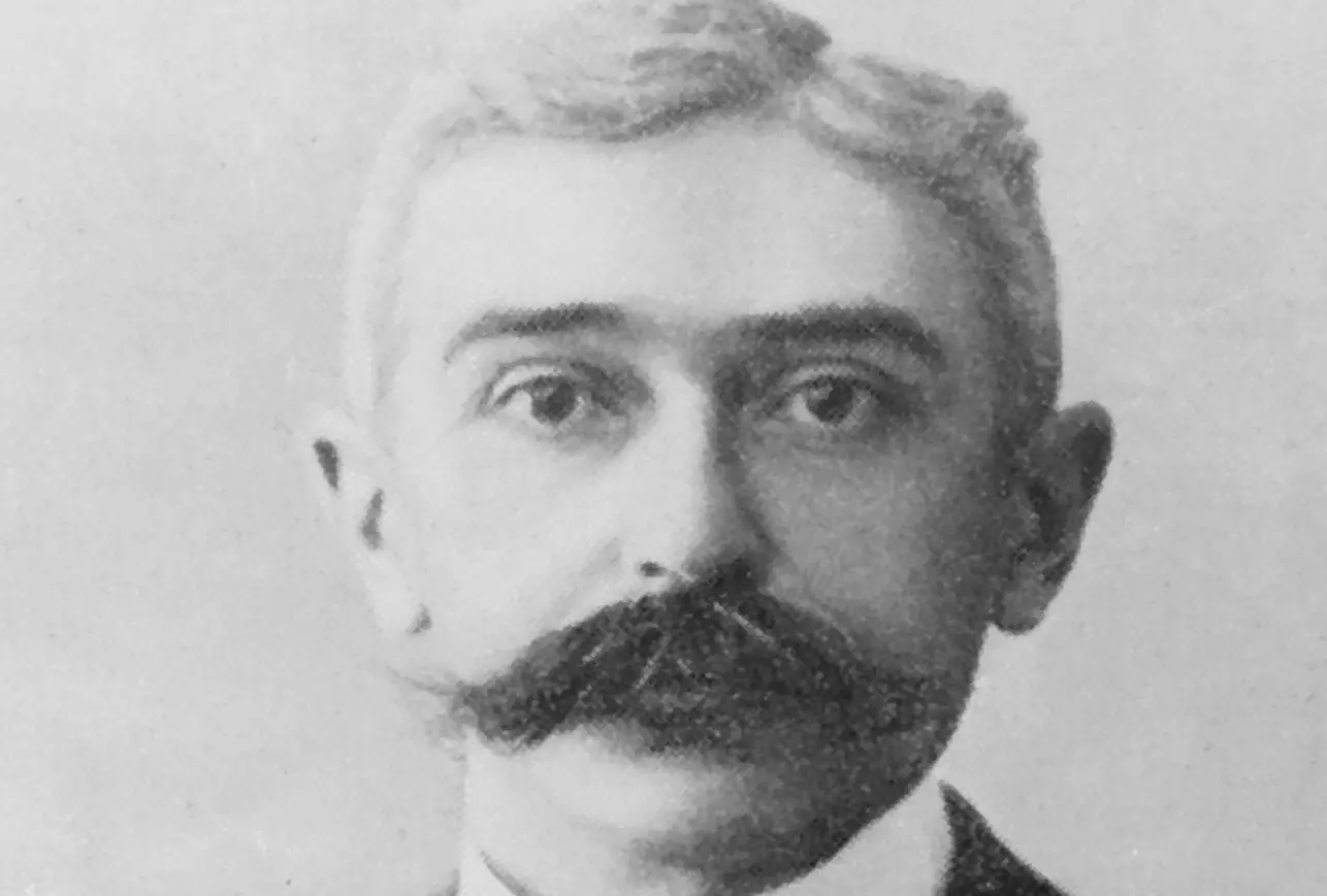 Pierre de Coubertin hovedskud, sort/hvid fotografi.