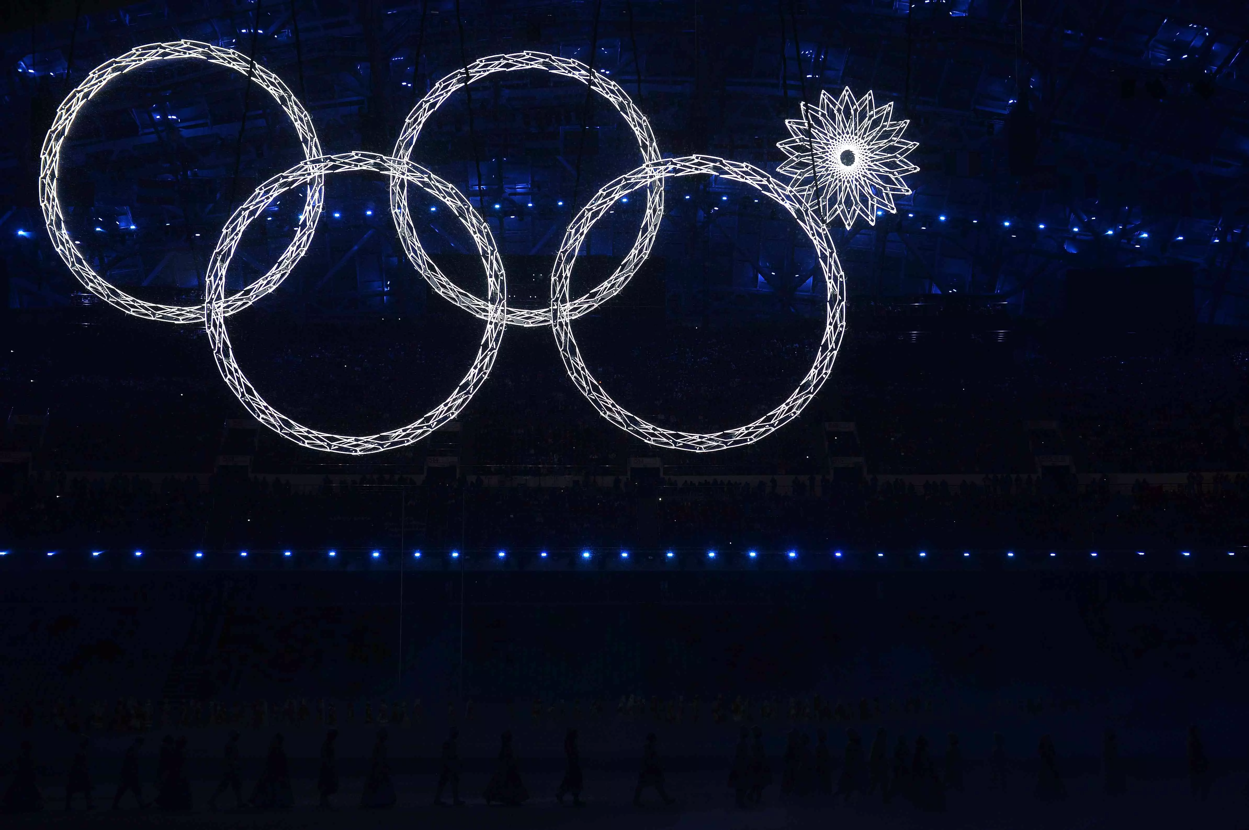 Olimpijski obroči v luči med otvoritveno slovesnostjo 2014.