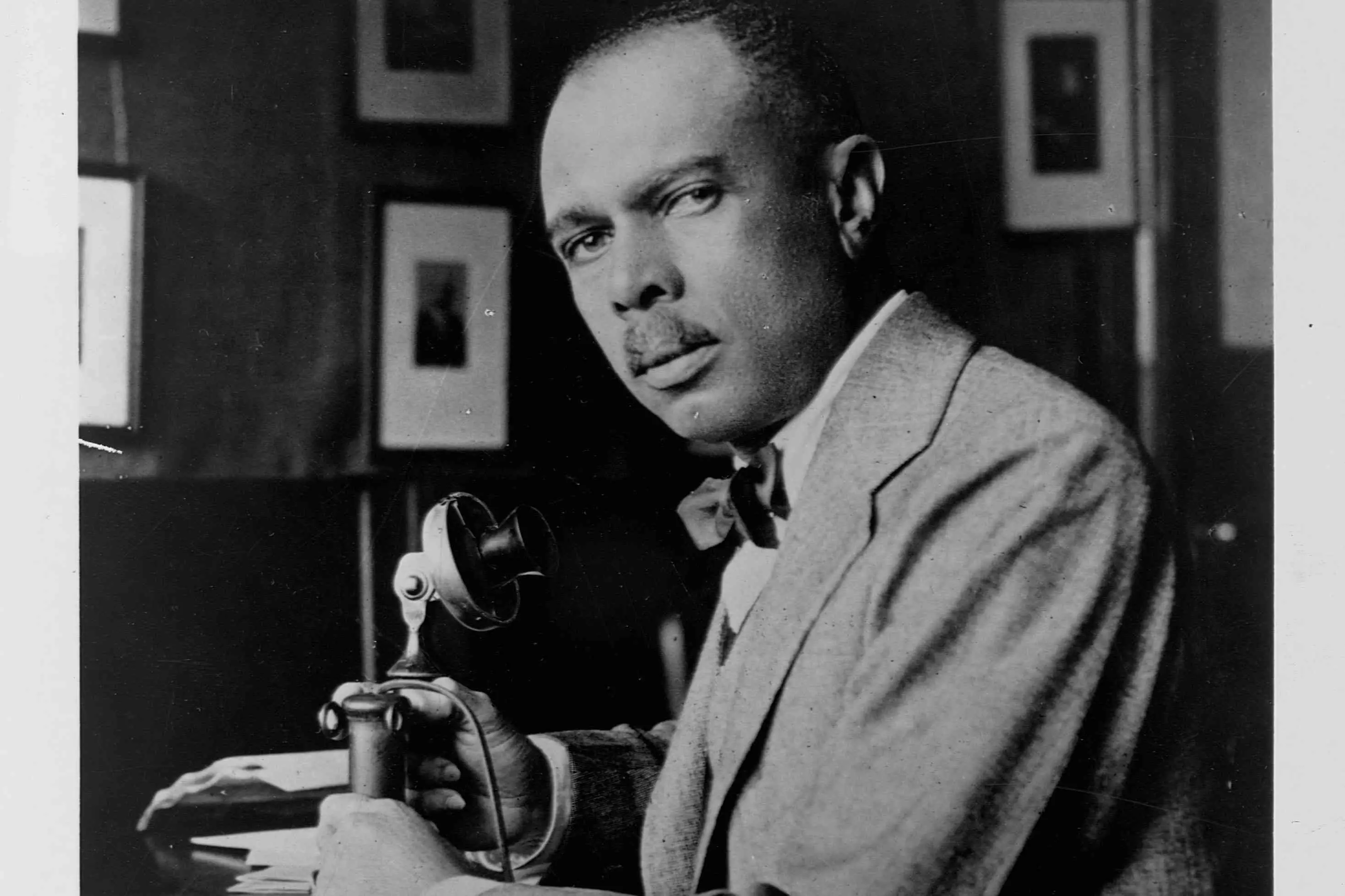 James Weldon Johnson drži telefon iz zgodnjih 1900-ih