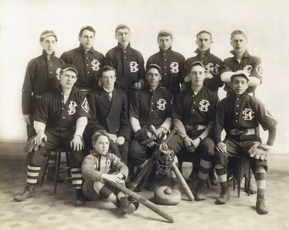 Un primeiro equipo de béisbol SF