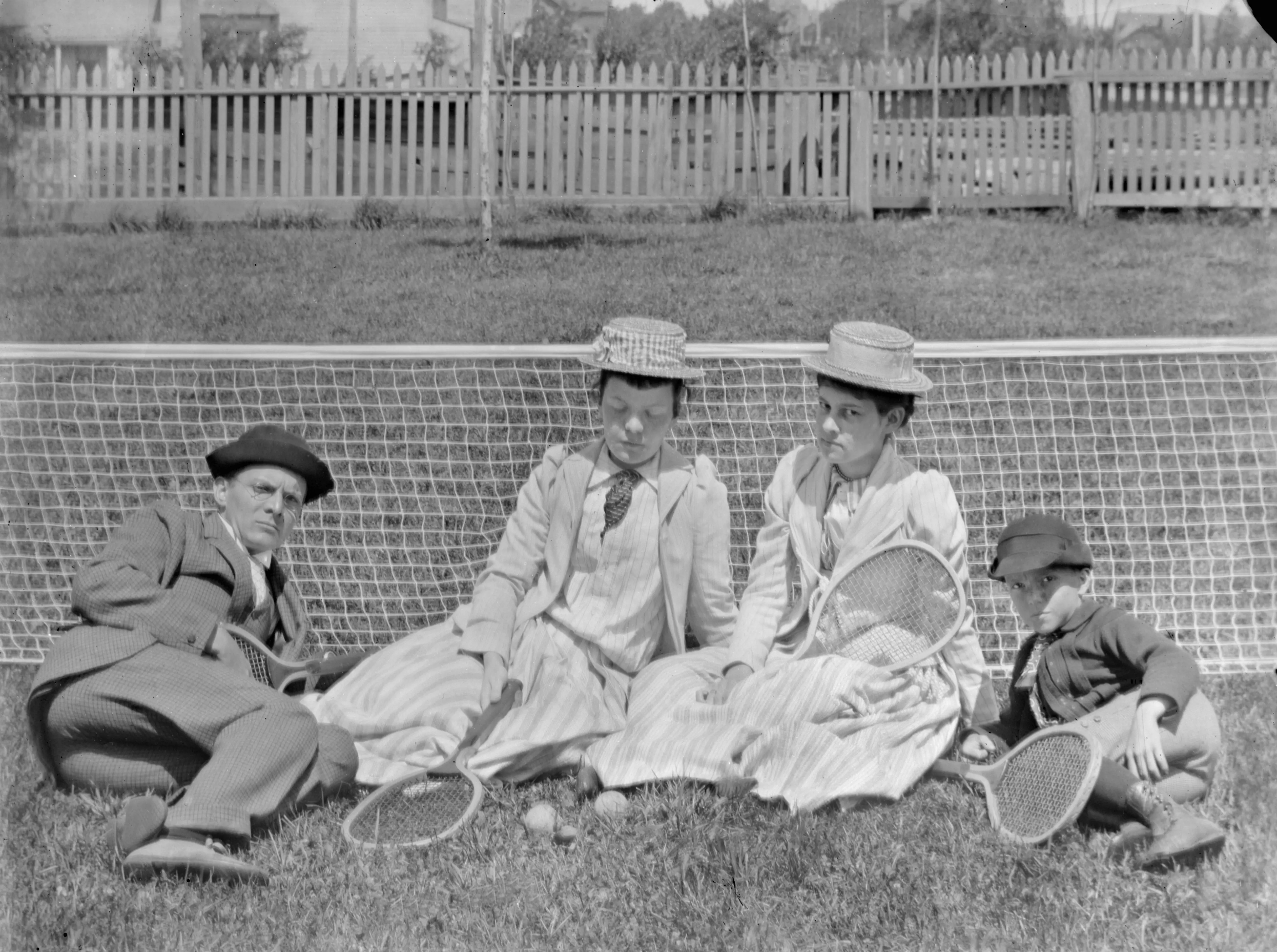 Banja likupumula pambuyo pa masewera a tennis, ca. 1900.