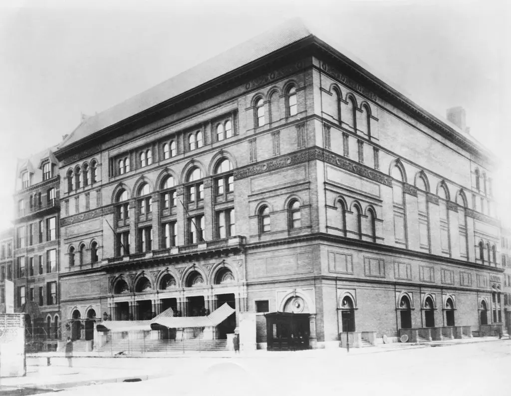 Carnegie Hall v Midtown Manhattan, New York, v roku svojho otvorenia, 1891
