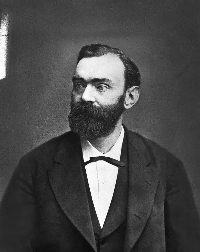 Alfred Nobel (1833-1896), sveda produktanto kaj inventinto. Establita fonduso de 9,200,000 USD por nobelpremio