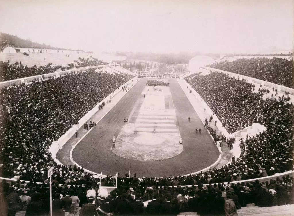 1896లో ఏథెన్స్లో జరిగిన మొదటి ఆధునిక ఒలింపిక్ క్రీడల దృశ్యం
