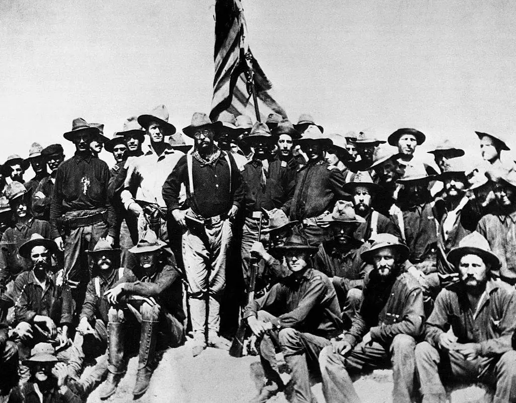 Teddy Roosevelt og hans Rough Riders på toppen af bakken, som de fangede i slaget ved San Juan Hill i Cuba under den spansk-amerikanske krig i 1898.