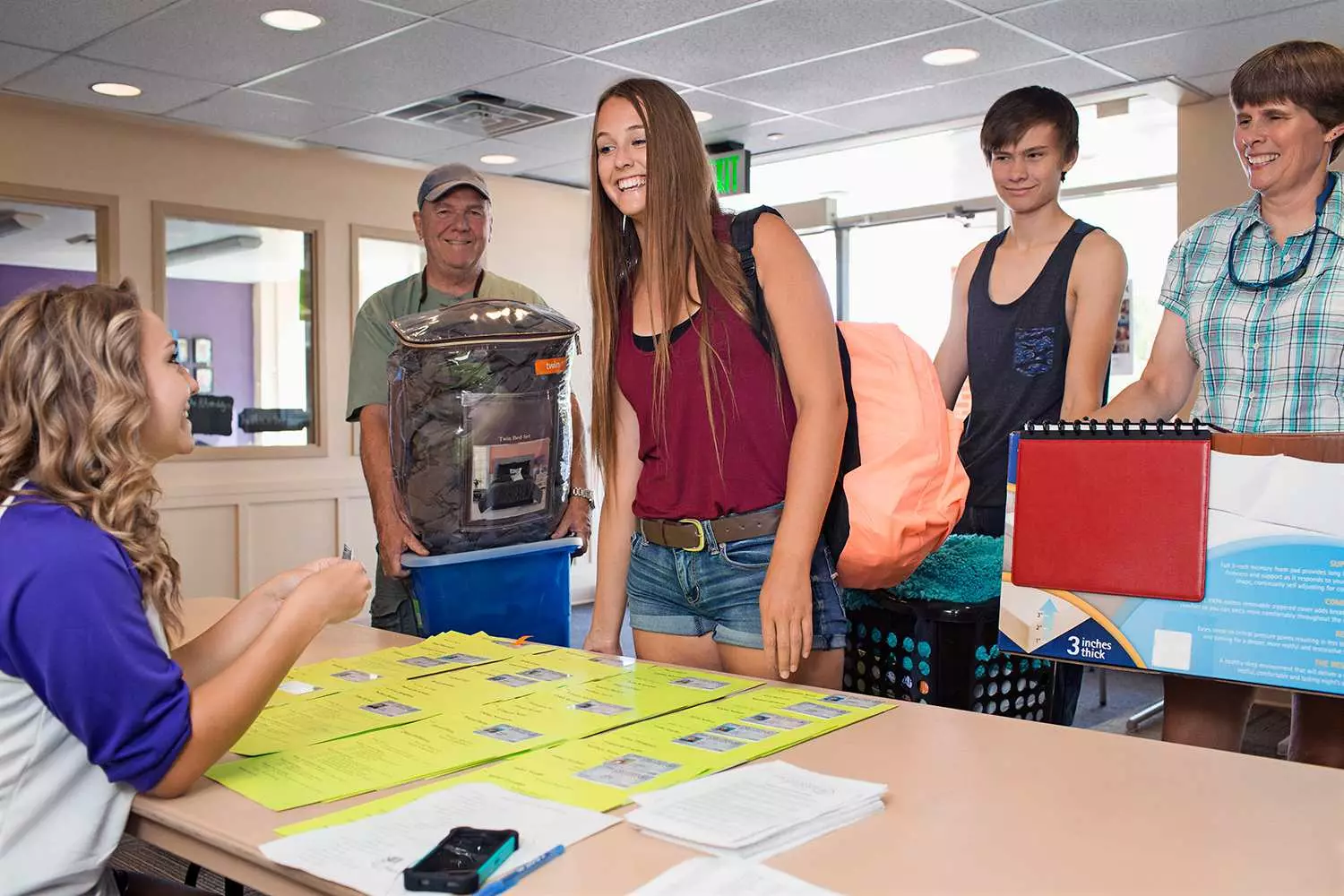 Student volonter koji radi na orijentaciji za nove studente