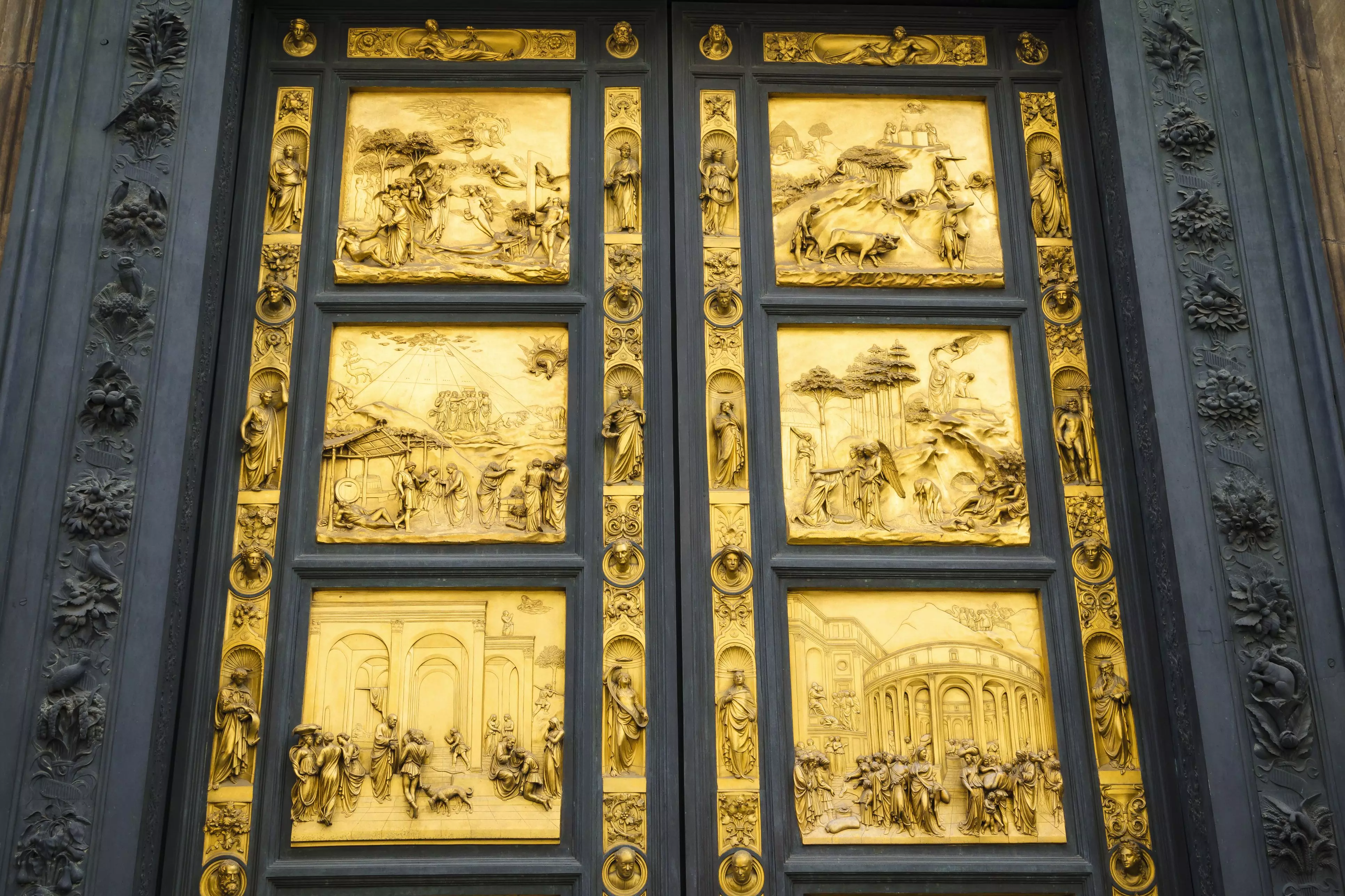 Сан-Джованни шомылдыру рәсіміндегі алтындатылған қола жұмақ қақпалары, Флоренция, Тоскана, Италия