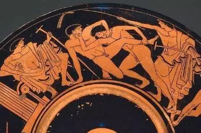 2 Youths Wrestling u Trainers. Tazza tax-xorb (kylix), minn Onesimos, c. 490-480 Q.K. Aħmar-Figura.