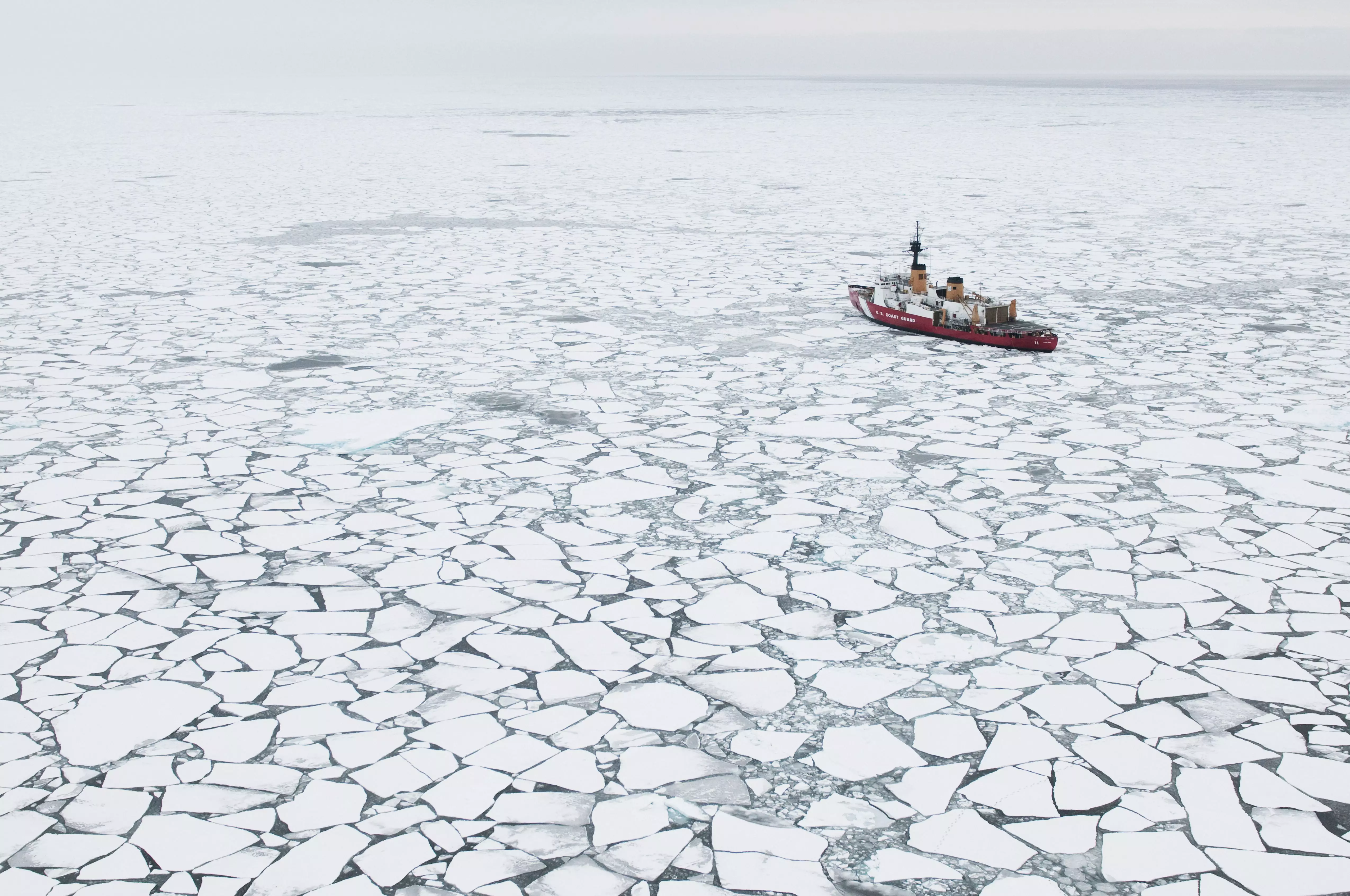 USCGC Polar Sea Icebreaker v arktickom obale Beaufortského mora