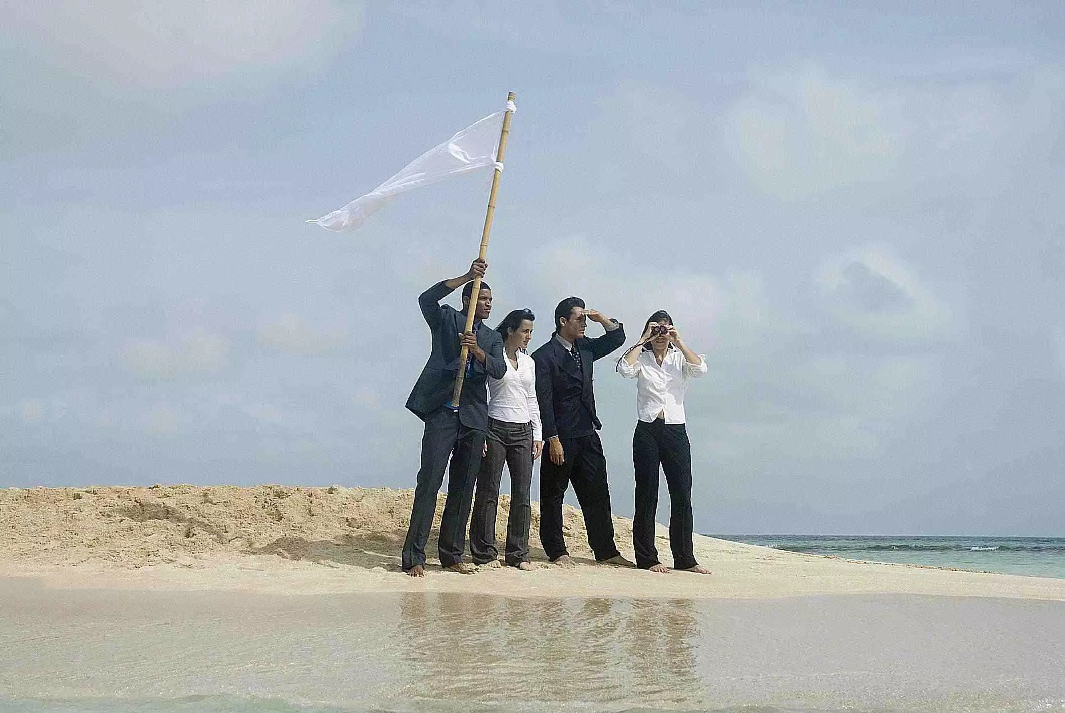 Oameni de pe insulă fluturând steag alb