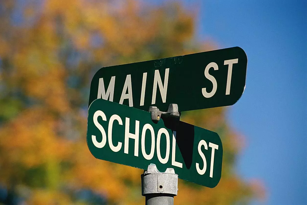 Main St. 和 School St. 标志
