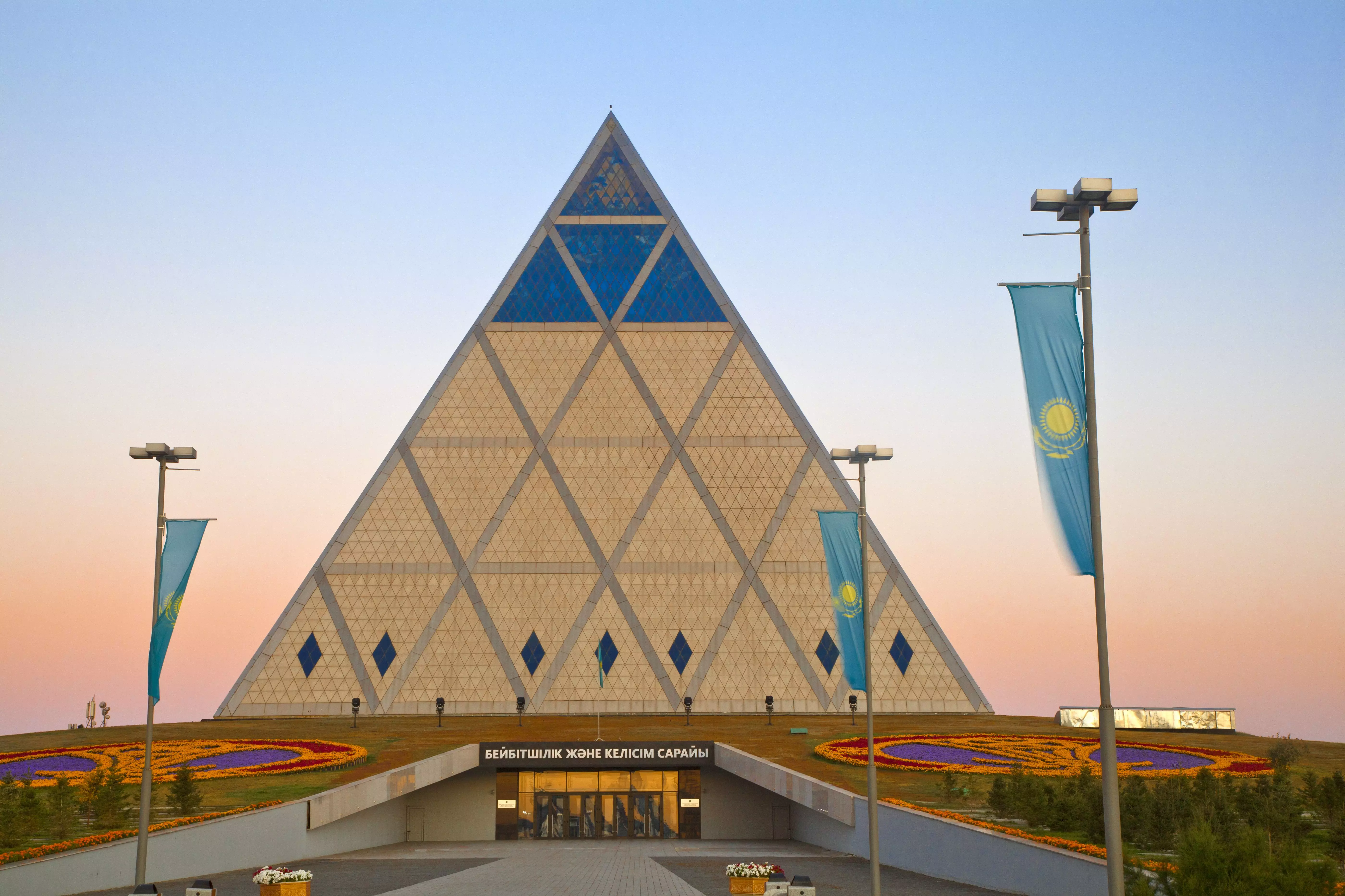उत्तर आधुनिकतावादी पिरामिड इमारत का एक चेहरा