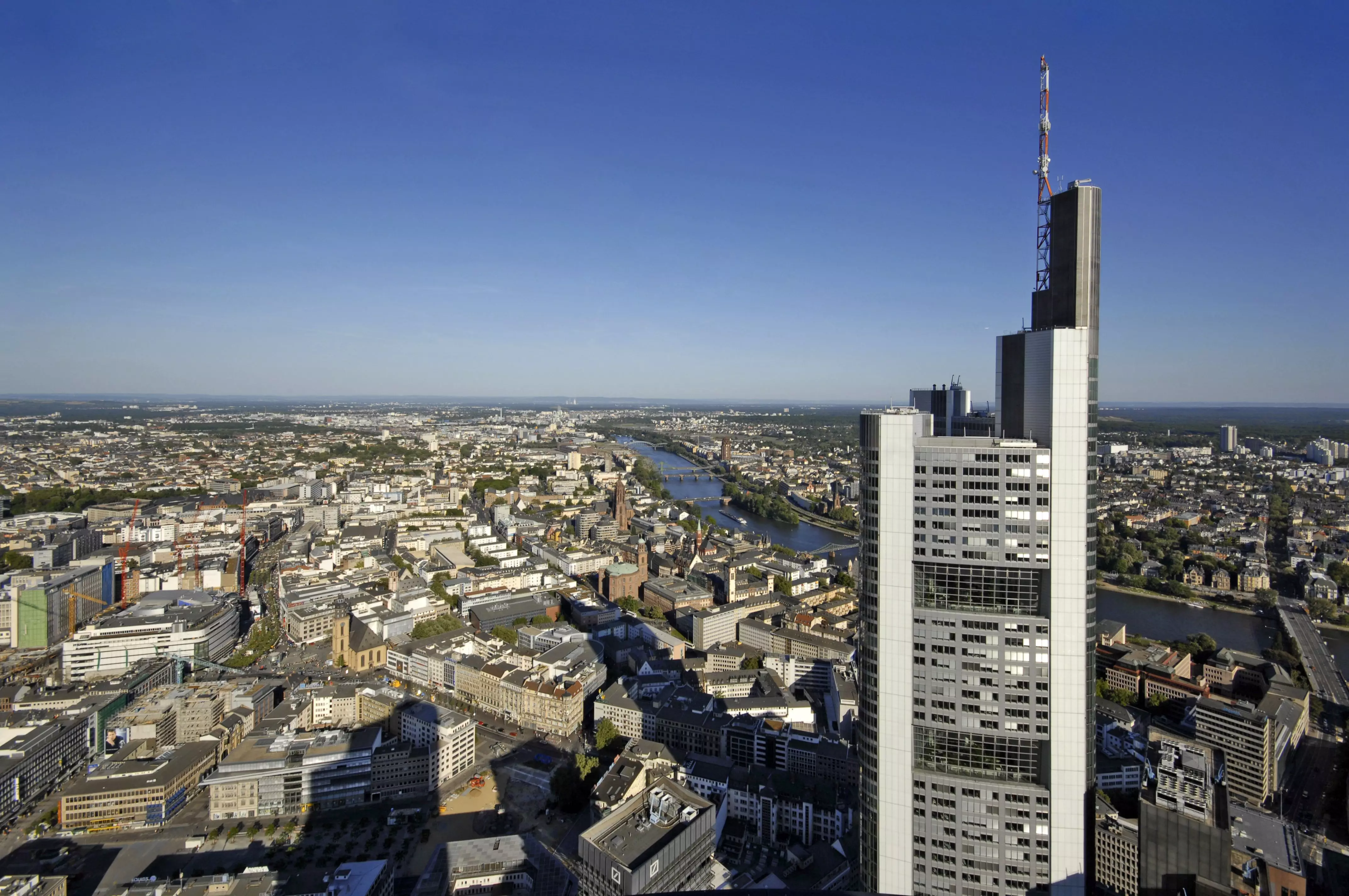 parte superior de un rascacielos moderno, asimétrico, con vistas a un río en Alemania