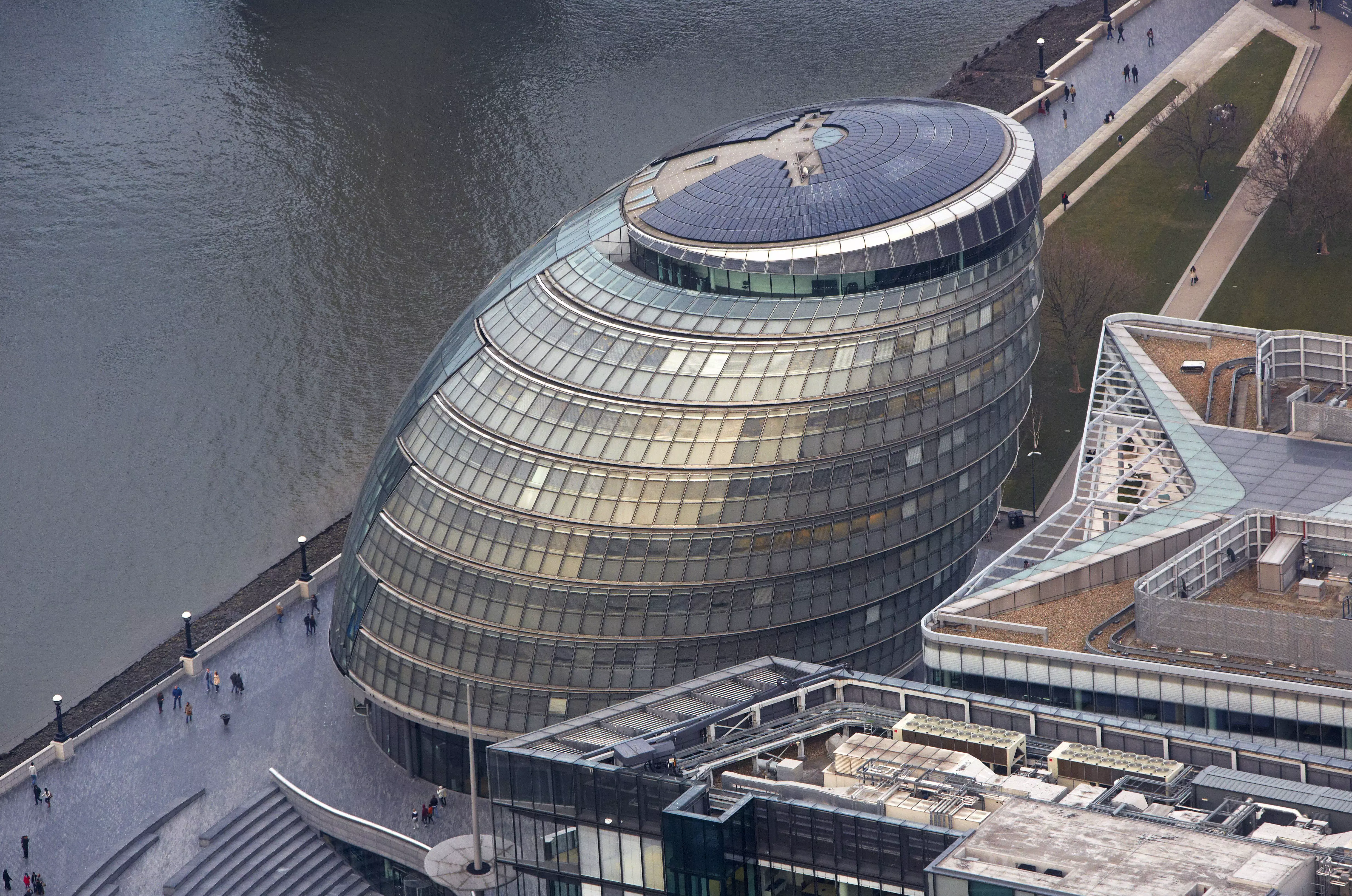 Vista elevada de un edificio tipo Slinky inclinado cerca de un río