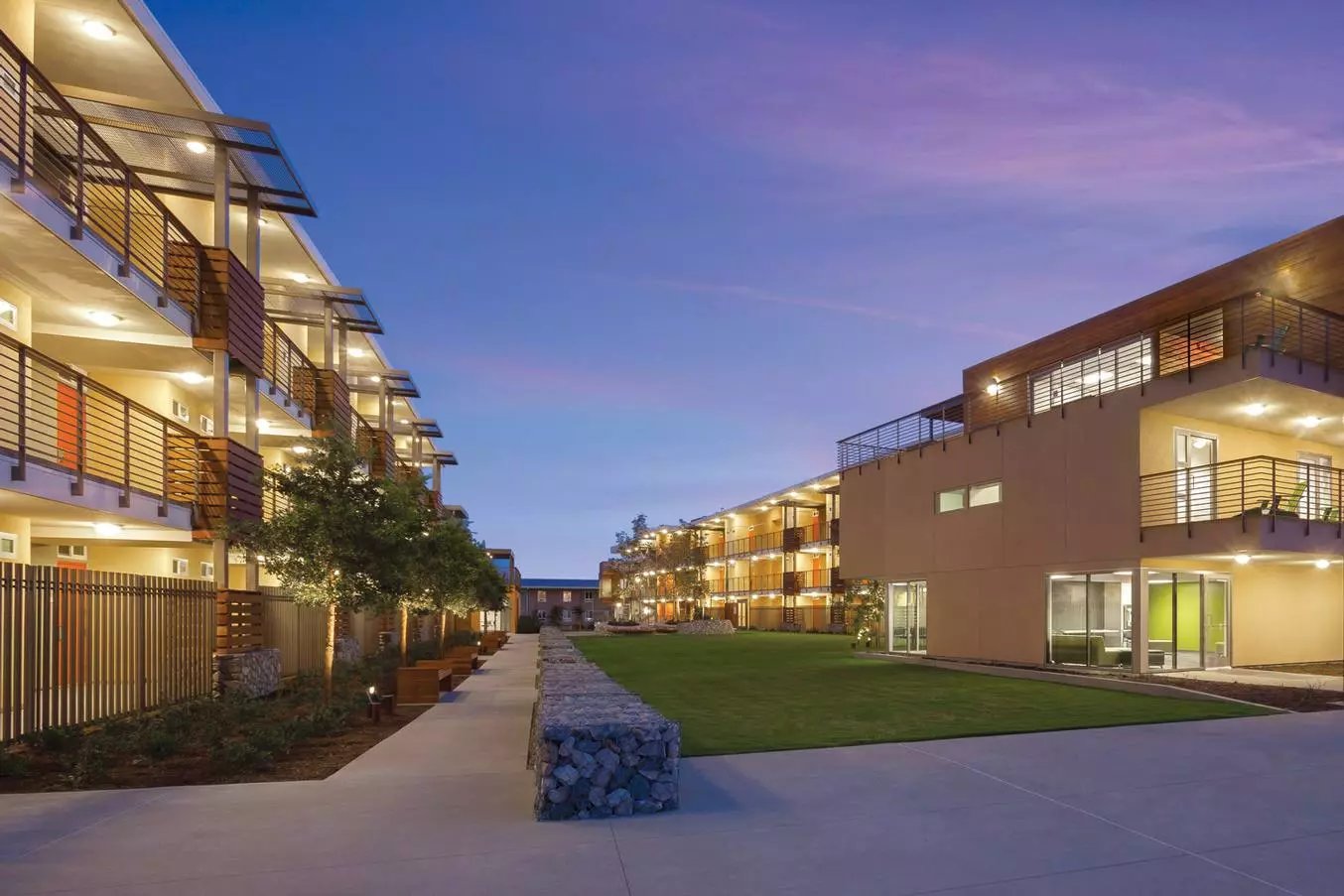 East thiab West Residence Halls ntawm Pitzer College