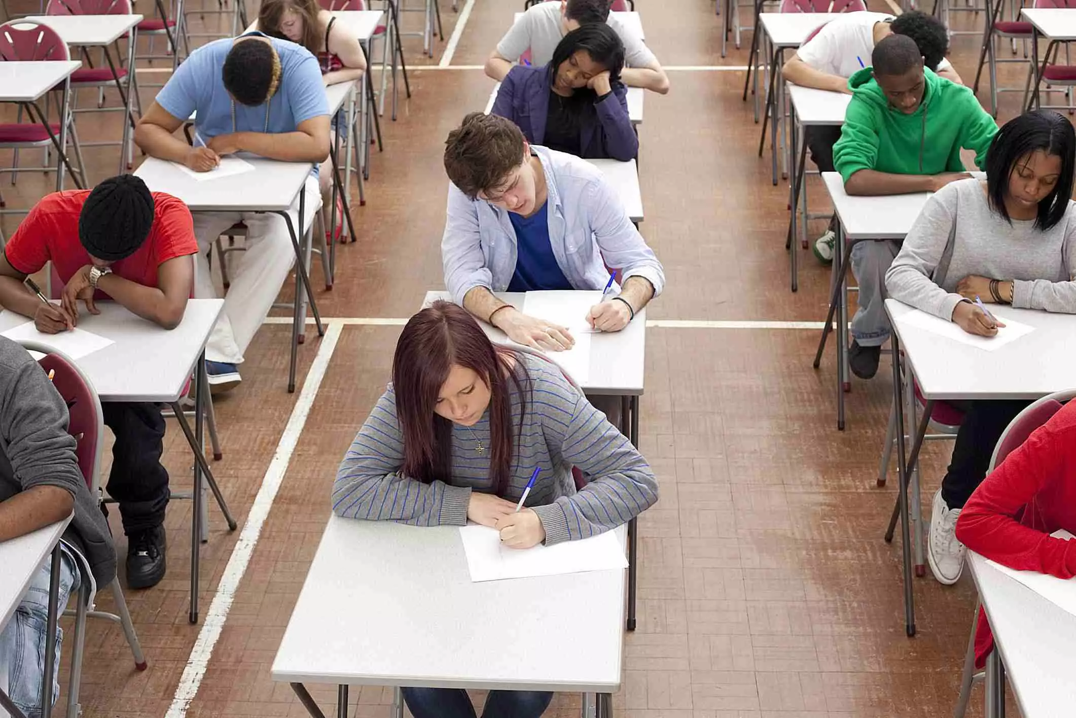 Студенти коледжу здають тести
