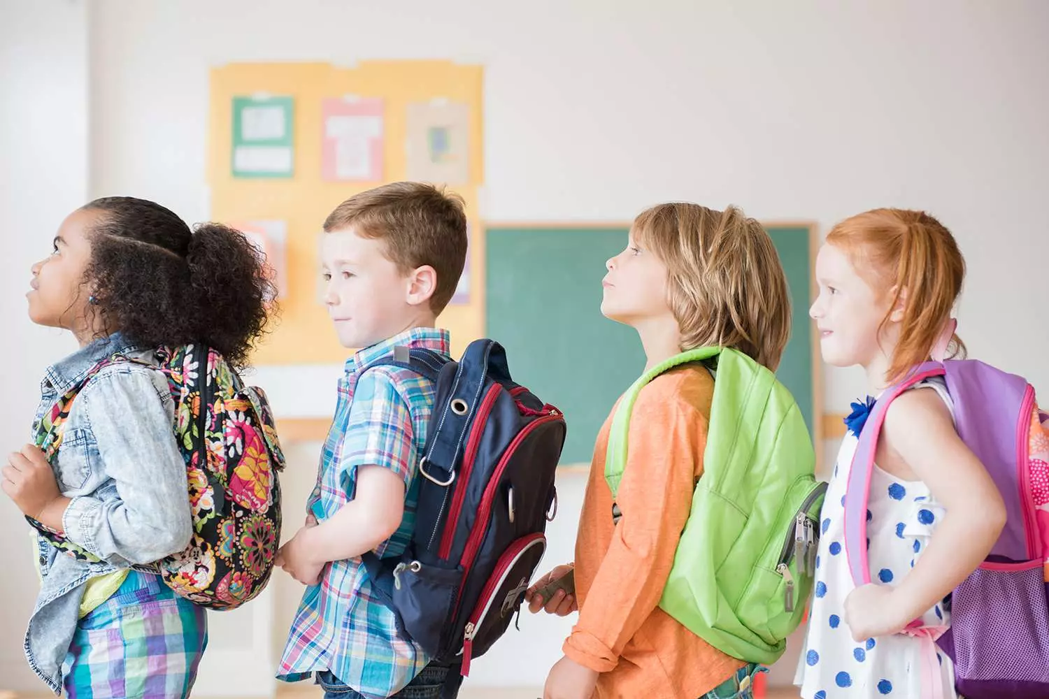 Studente wat rugsakke in die klaskamer dra