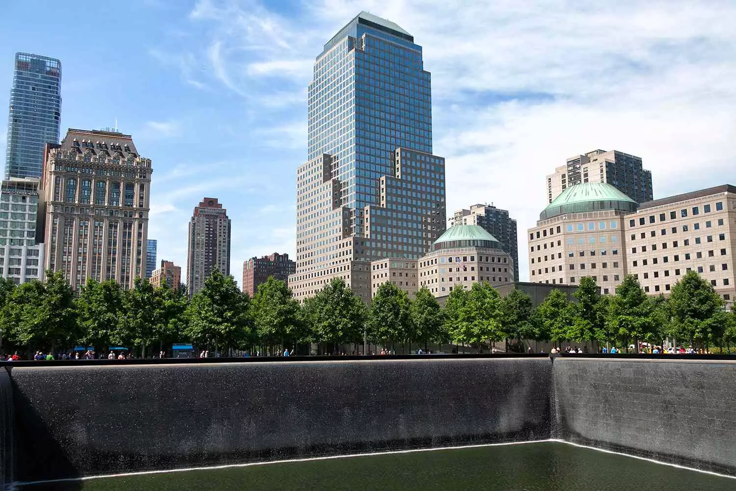 Pohľad na budovy a Národný pamätník 11. septembra na ostrove Manhattan v New Yorku, Spojené štáty americké 2016.