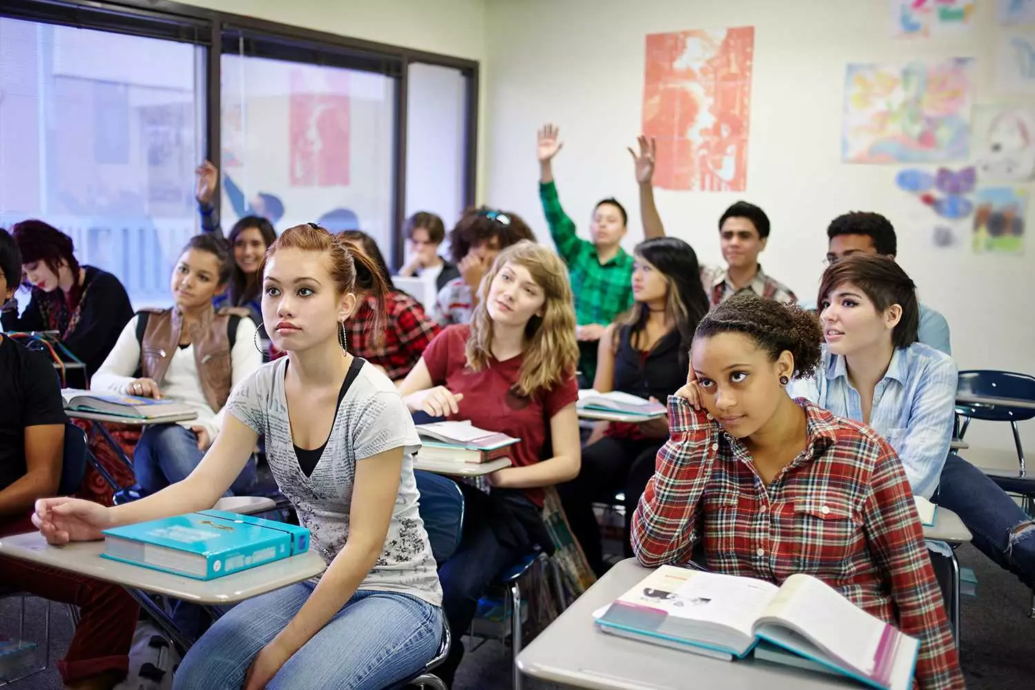 Klaskamer van tienerstudente tydens klas.