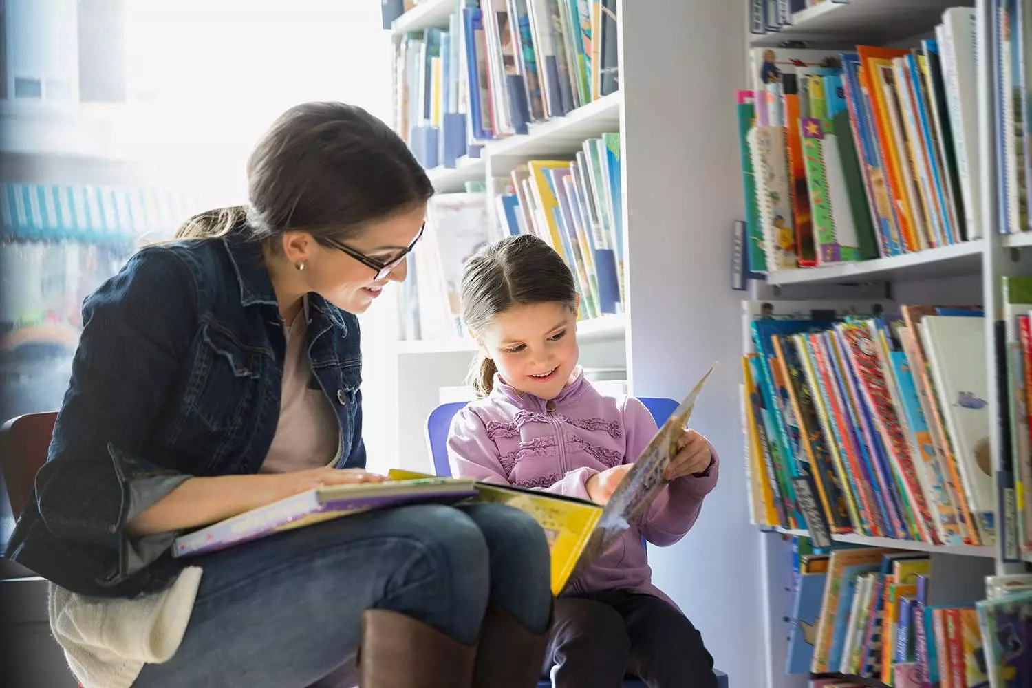 Ma en dogter lees boek in boekwinkel