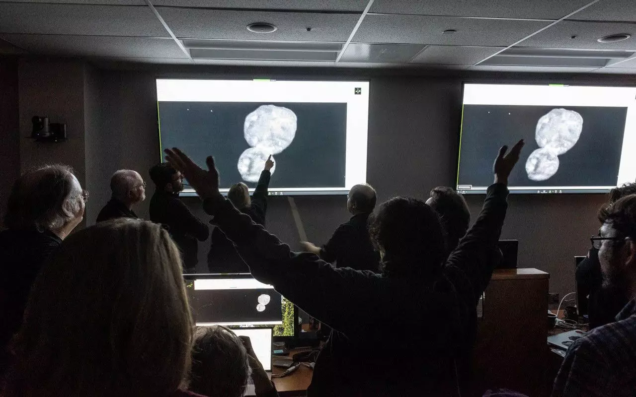 La sceno en misiokontrolo ĉe Johns Hopkins Aplikata fizika laboratorio kiam la unua klara bildo de Ultima Thule alvenis la 1-an de januaro 2019.