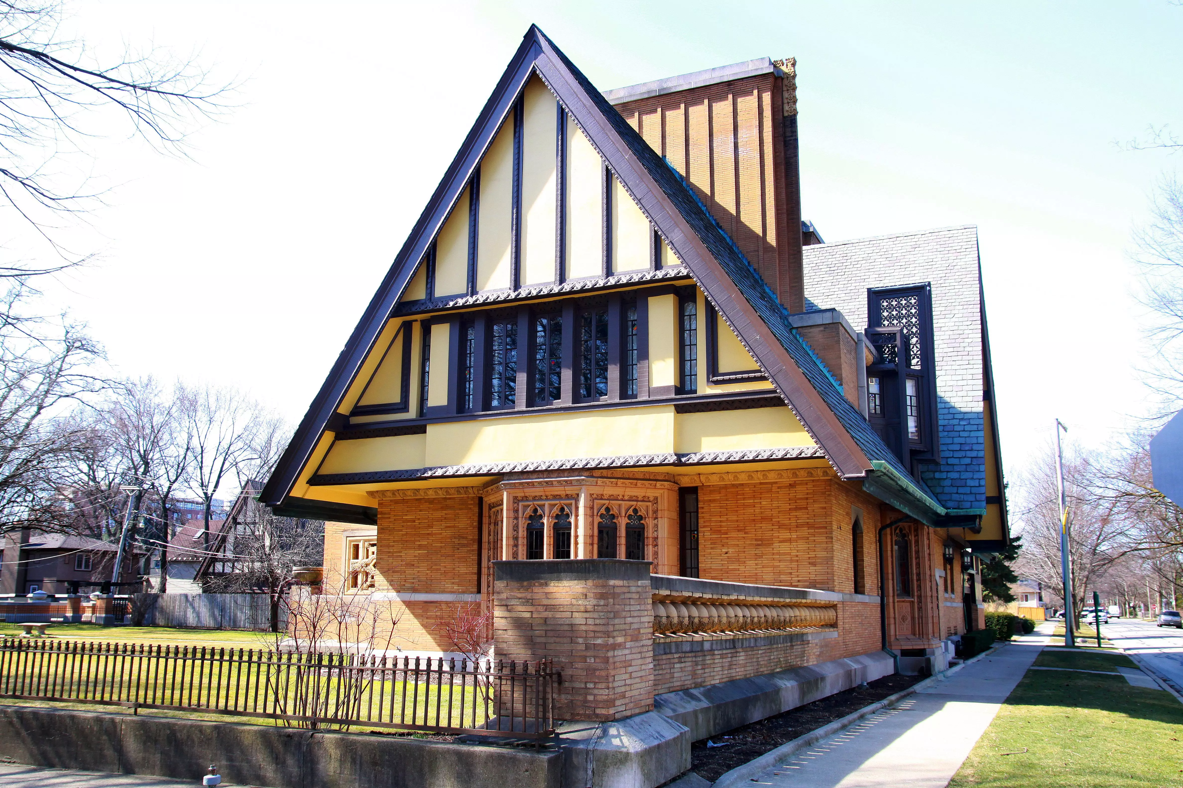 Ang Nathan G. Moore House, gitukod niadtong 1895, gidisenyo ug gibag-o ni Frank Lloyd Wright, Oak Park, Illinois