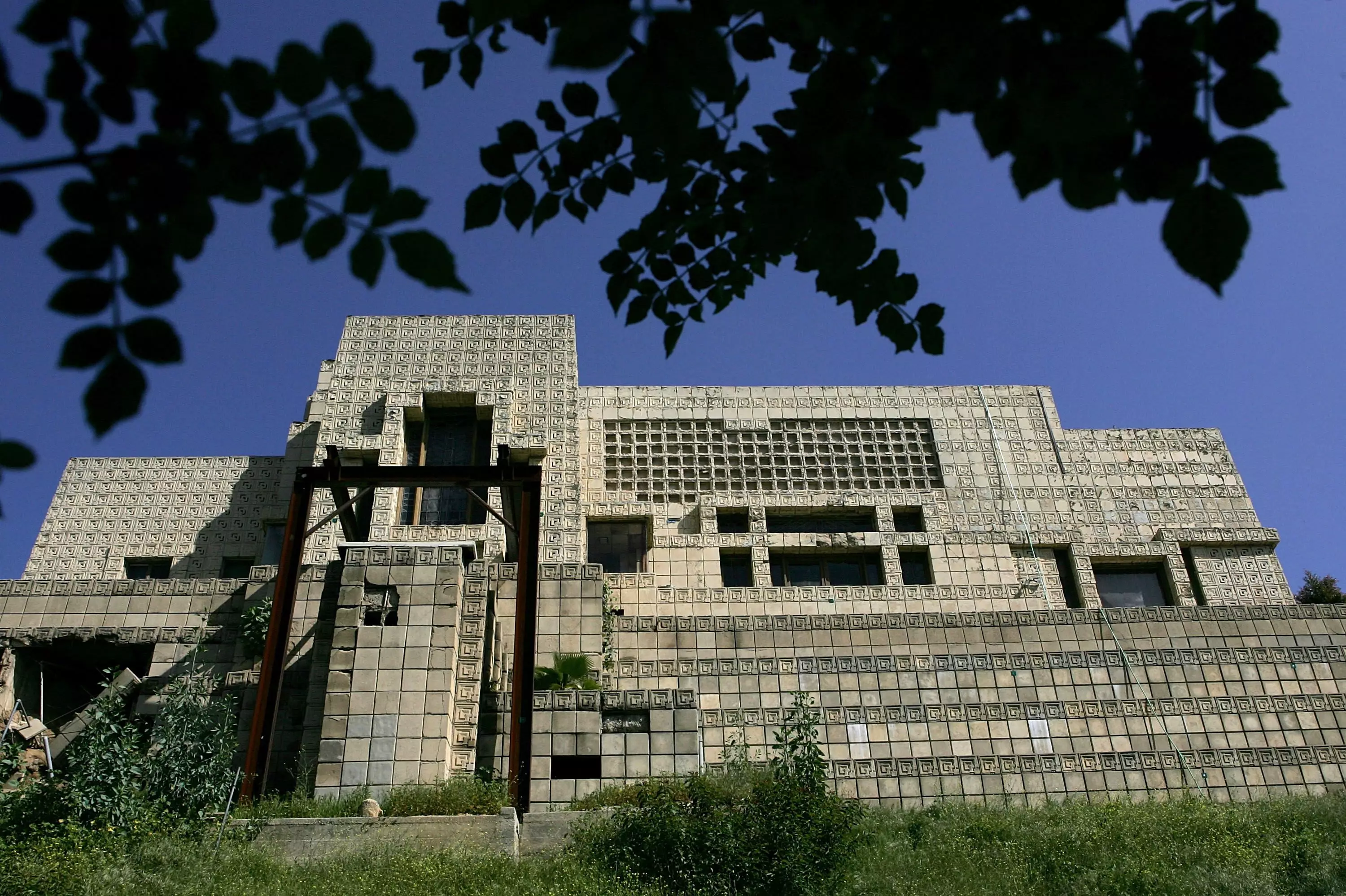 Ang Charles Ennis (Ennis-Brown) House, gidisenyo sa arkitekto nga si Frank Lloyd Wright niadtong 1924