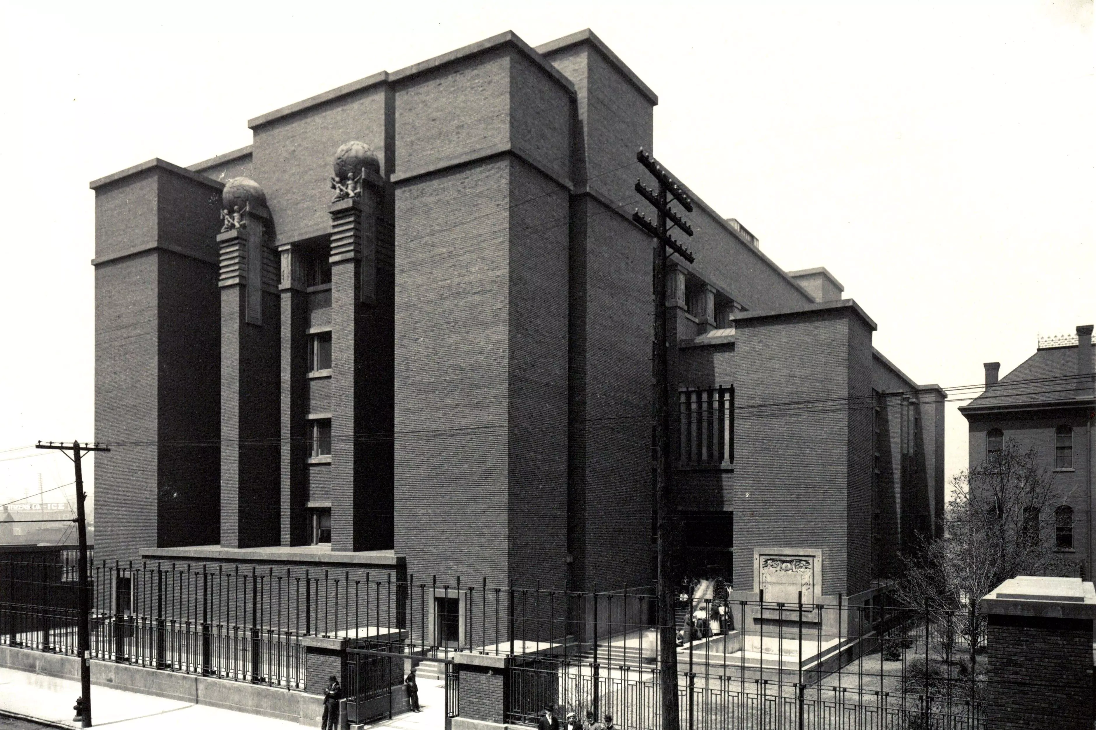 Ang Larkin Company Administration Building, giguba niadtong 1950 sa Buffalo kay kabahin sa 2009 exhibition sa Guggenheim