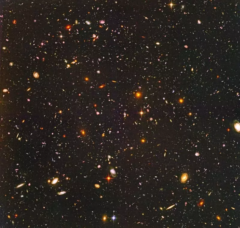 Аксари номзадҳои дурдасти Галактика дар Hubble Ultra Deep Field