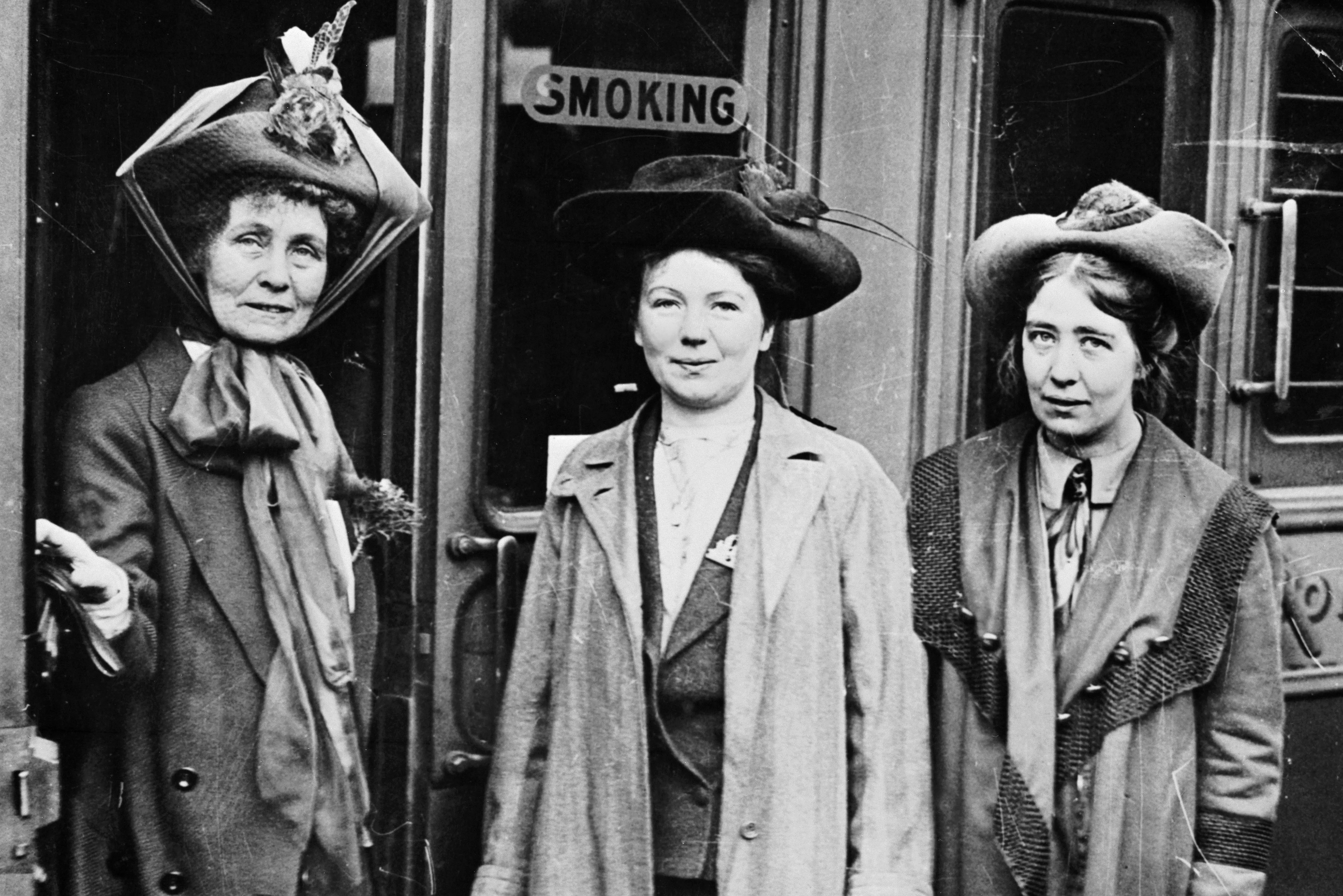 Emmeline, Christabel a Sylvia Pankhurst, Waterloo Station, Londýn, 1911