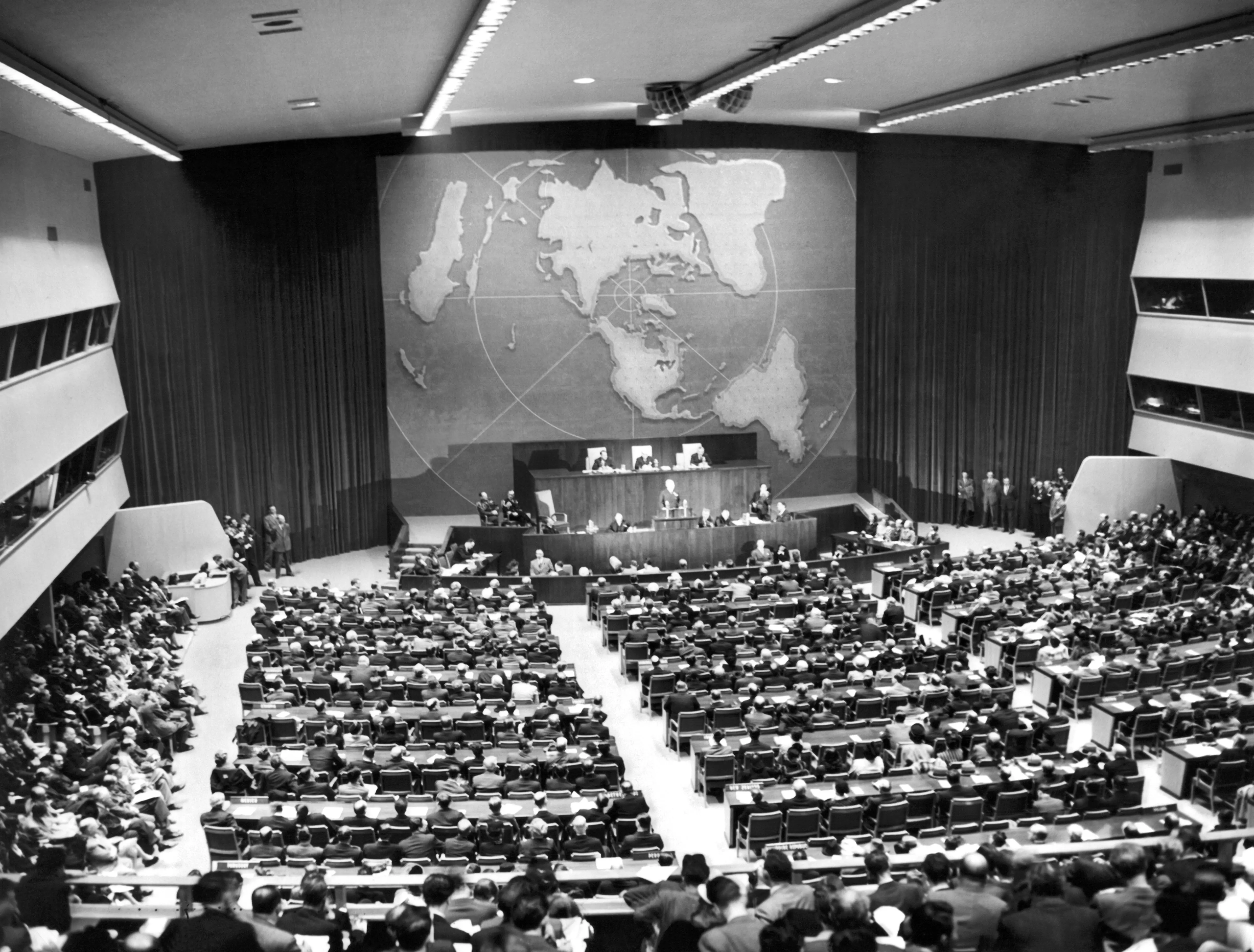Президент Гарри Труман Берләшкән Милләтләр Оешмасы Генераль Ассамблеясе әгъзаларына рәсми сәламләү сүзе белән Нью-Йоркта, Нью-Йоркта, 1946 елның 23 октябрендә.