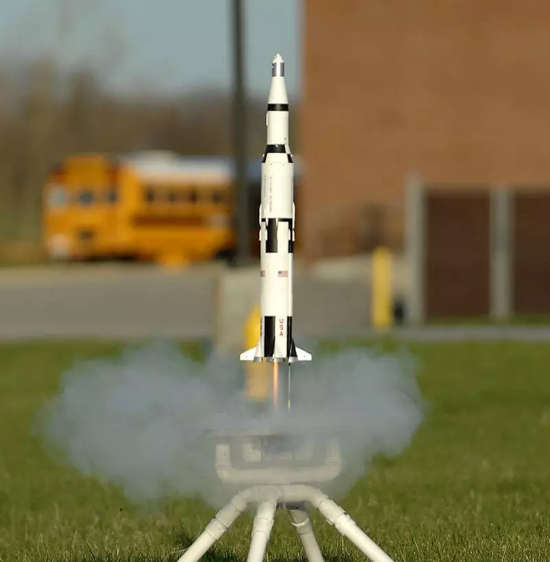 土星五號模型火箭發射。